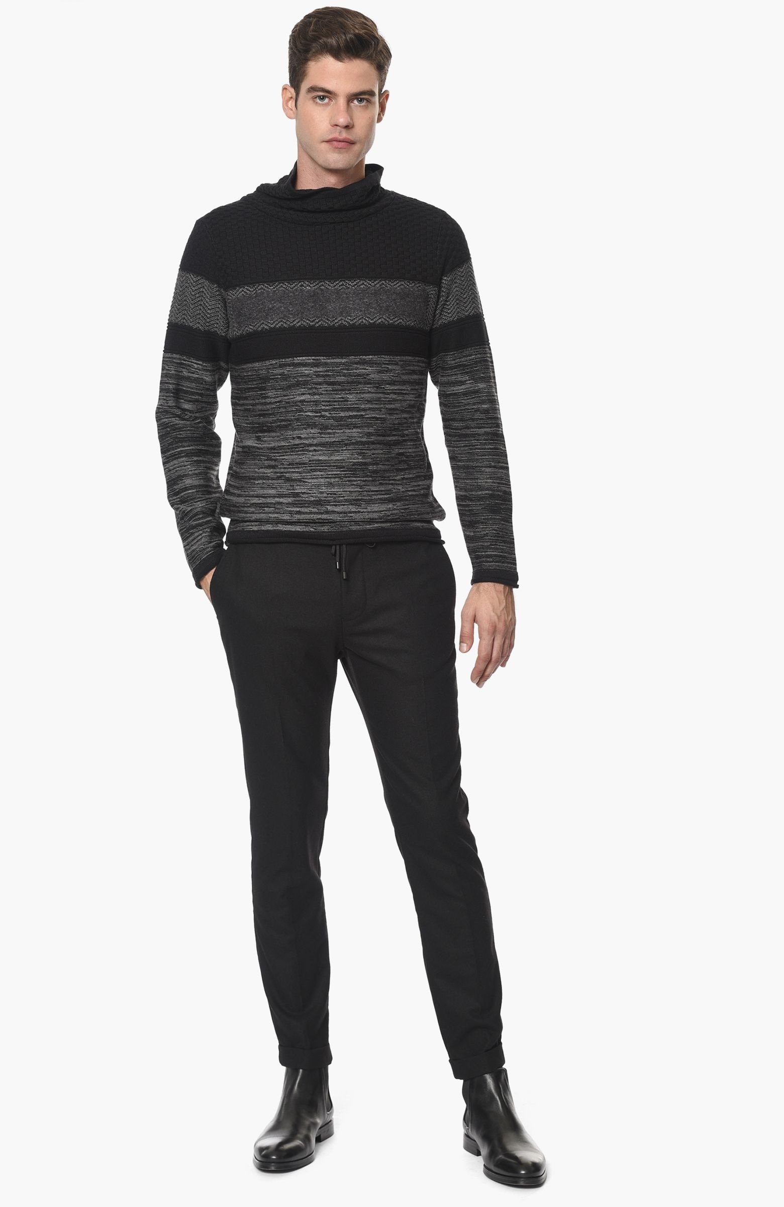 Siyah Jakarlı Kazak