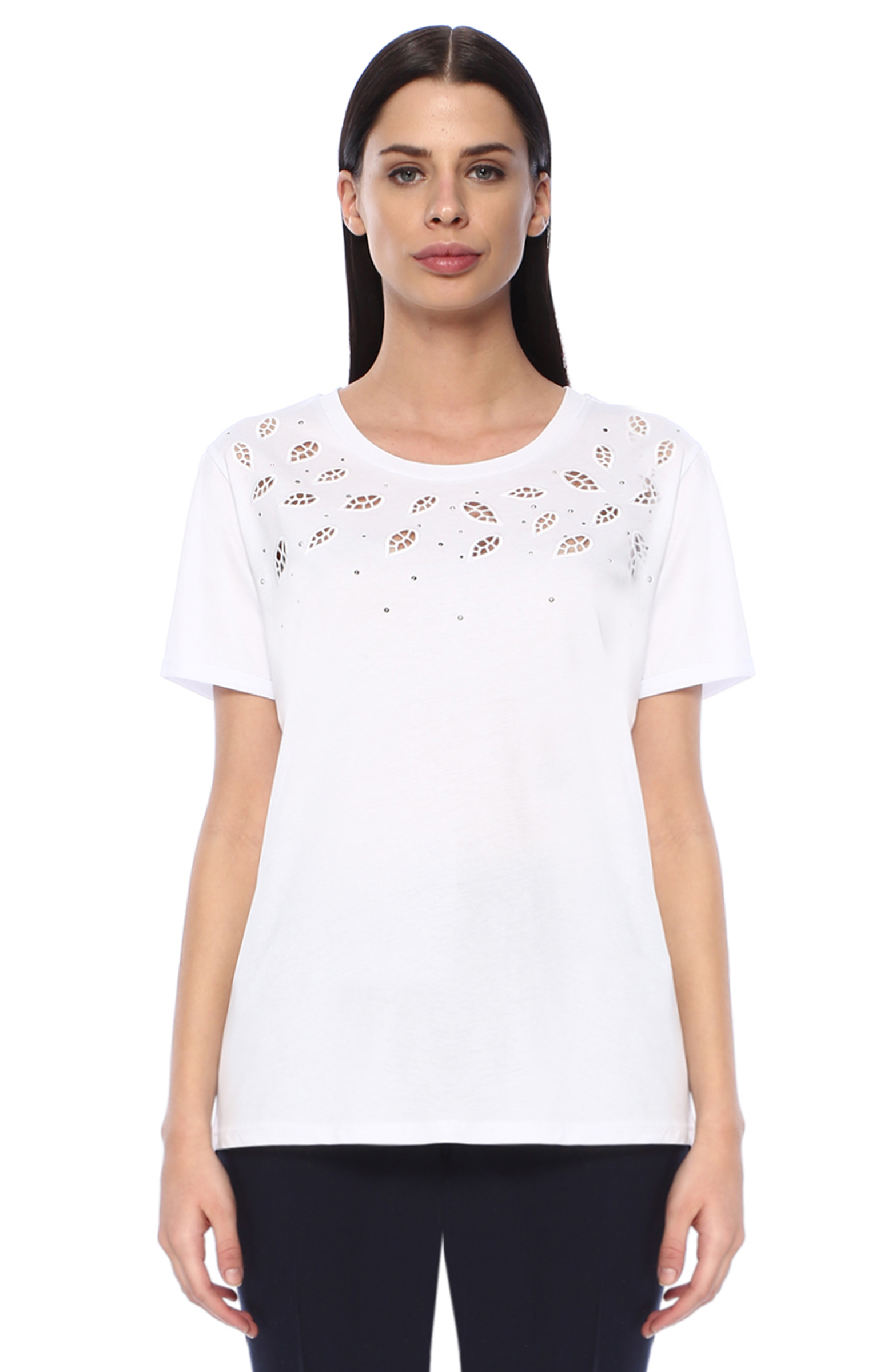 Bisiklet Yaka Yaprak İşlemeli Beyaz Tshirt Bisiklet Yaka Yaprak İşlemeli Beyaz Tshirt