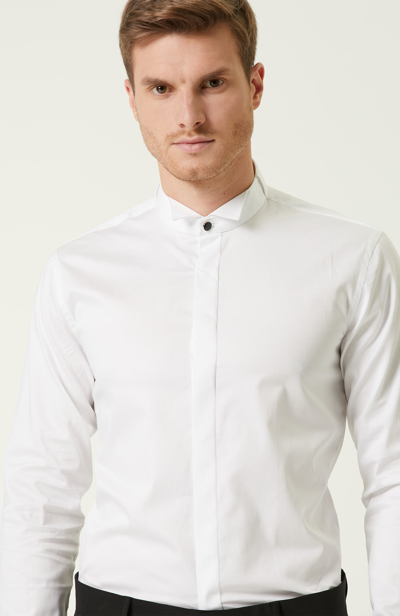 Slim Fit Beyaz Ata Yaka Smokin Gömleği Slim Fit Beyaz Ata Yaka Smokin Gömleği