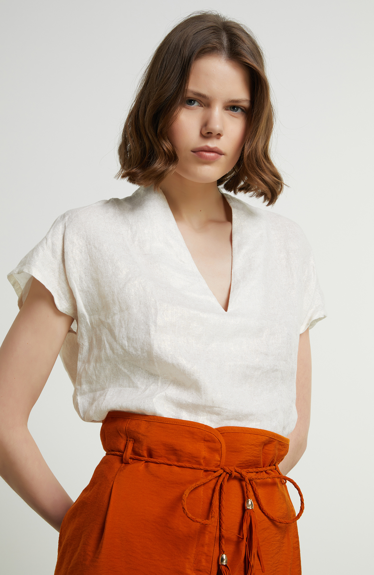 Ekru V Yaka Varaklı Kısa Kol Keten Bluz