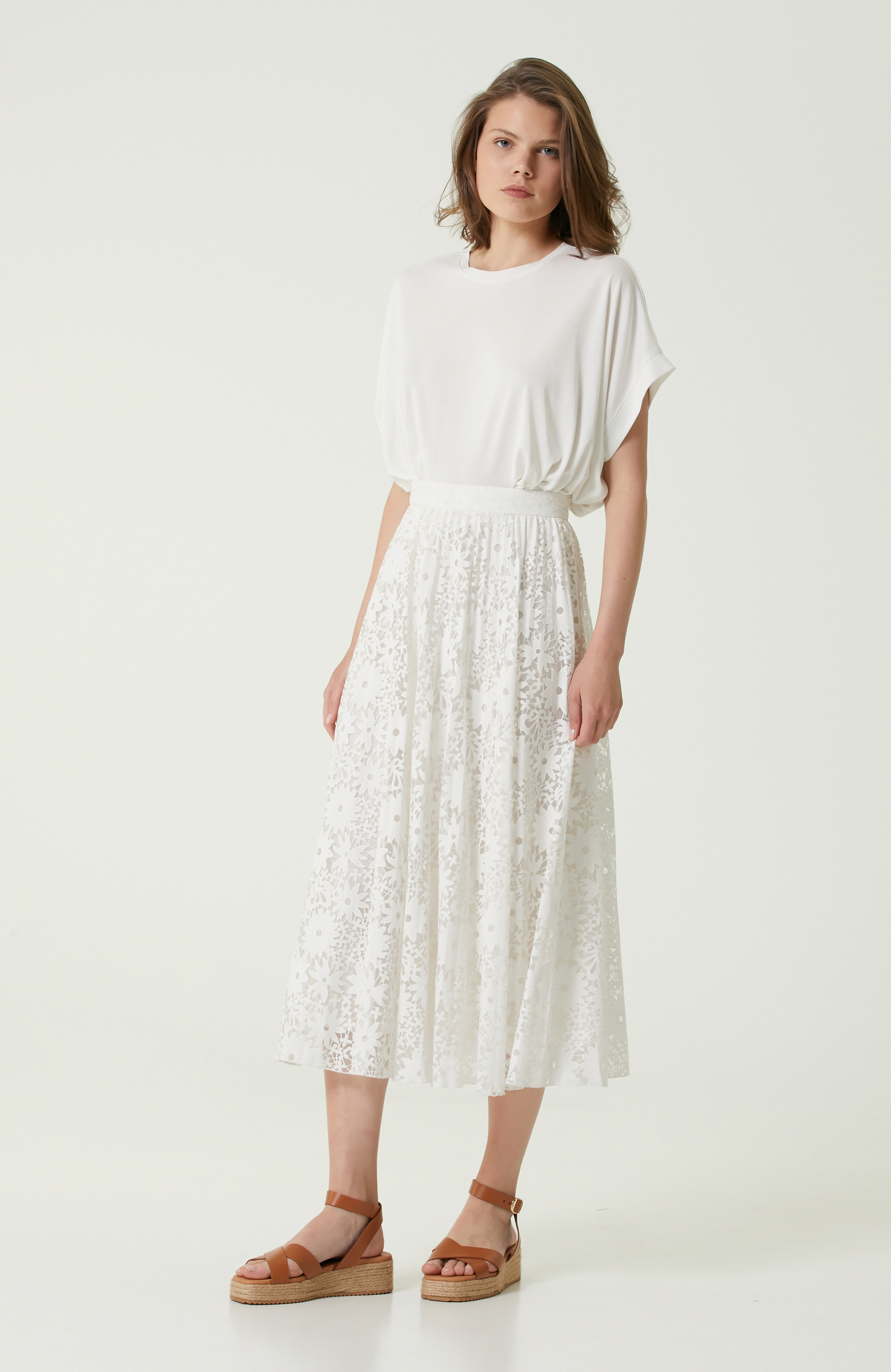 Beyaz Çiçek Desenli Pilili Midi Etek Beyaz Çiçek Desenli Pilili Midi Etek