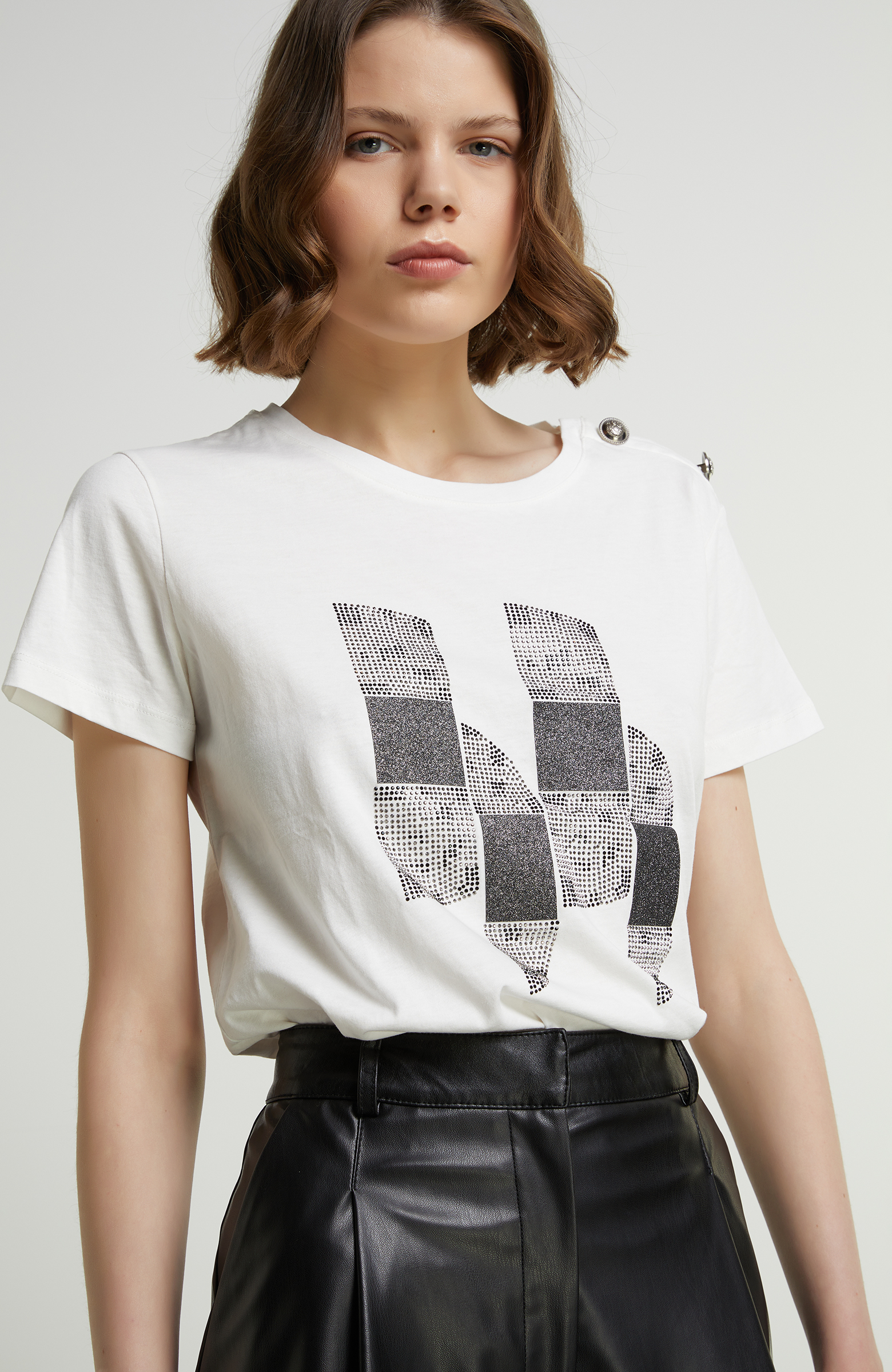 Beyaz Düğme Detaylı Basic T-shirt Beyaz Düğme Detaylı Basic T-shirt