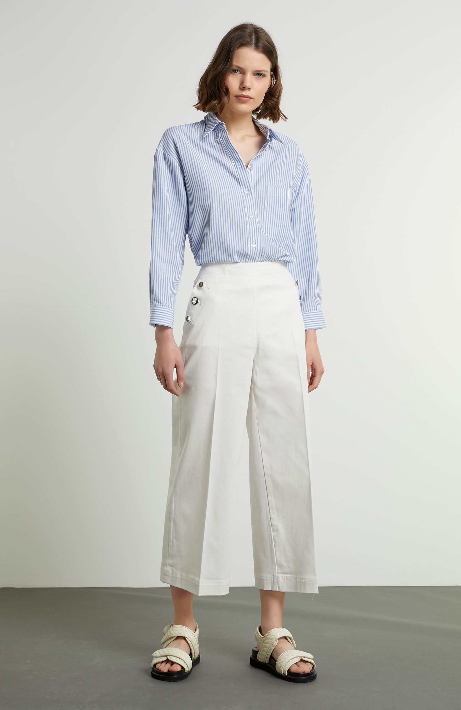 Regular Fit Beyaz Düğme Detaylı Pantolon Regular Fit Beyaz Düğme Detaylı Pantolon