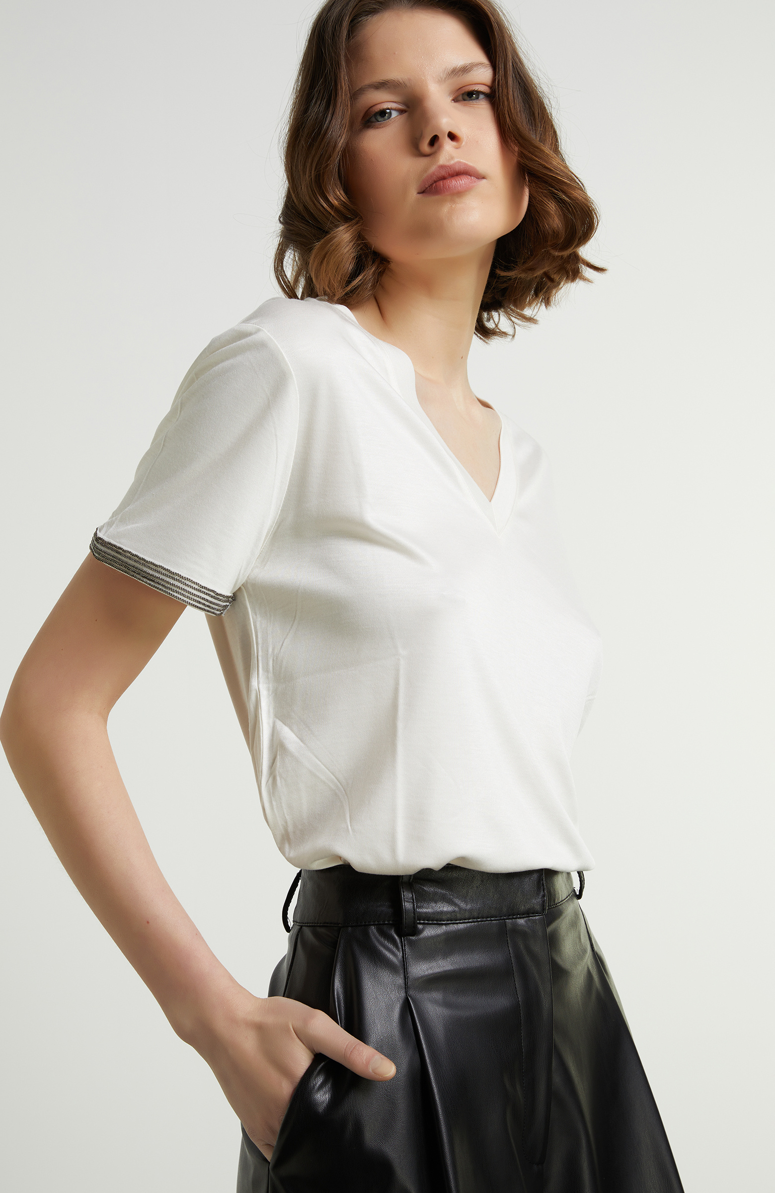 Ekru V Yaka İşlemeli T-shirt