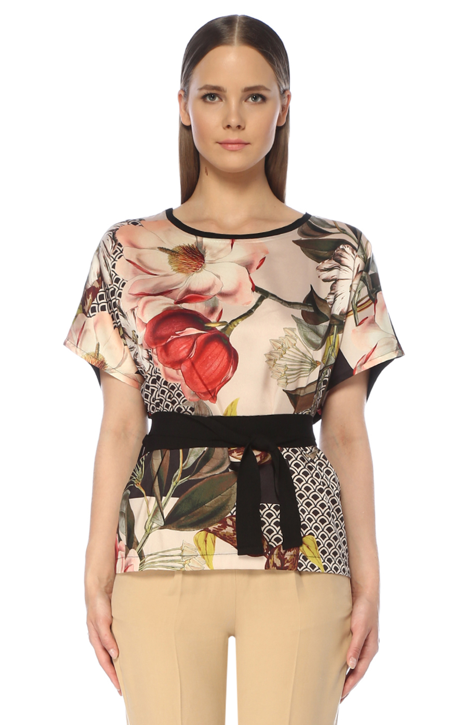 Siyah Çiçek Desen Garnili Kuşaklı Kısa Kol Kazak