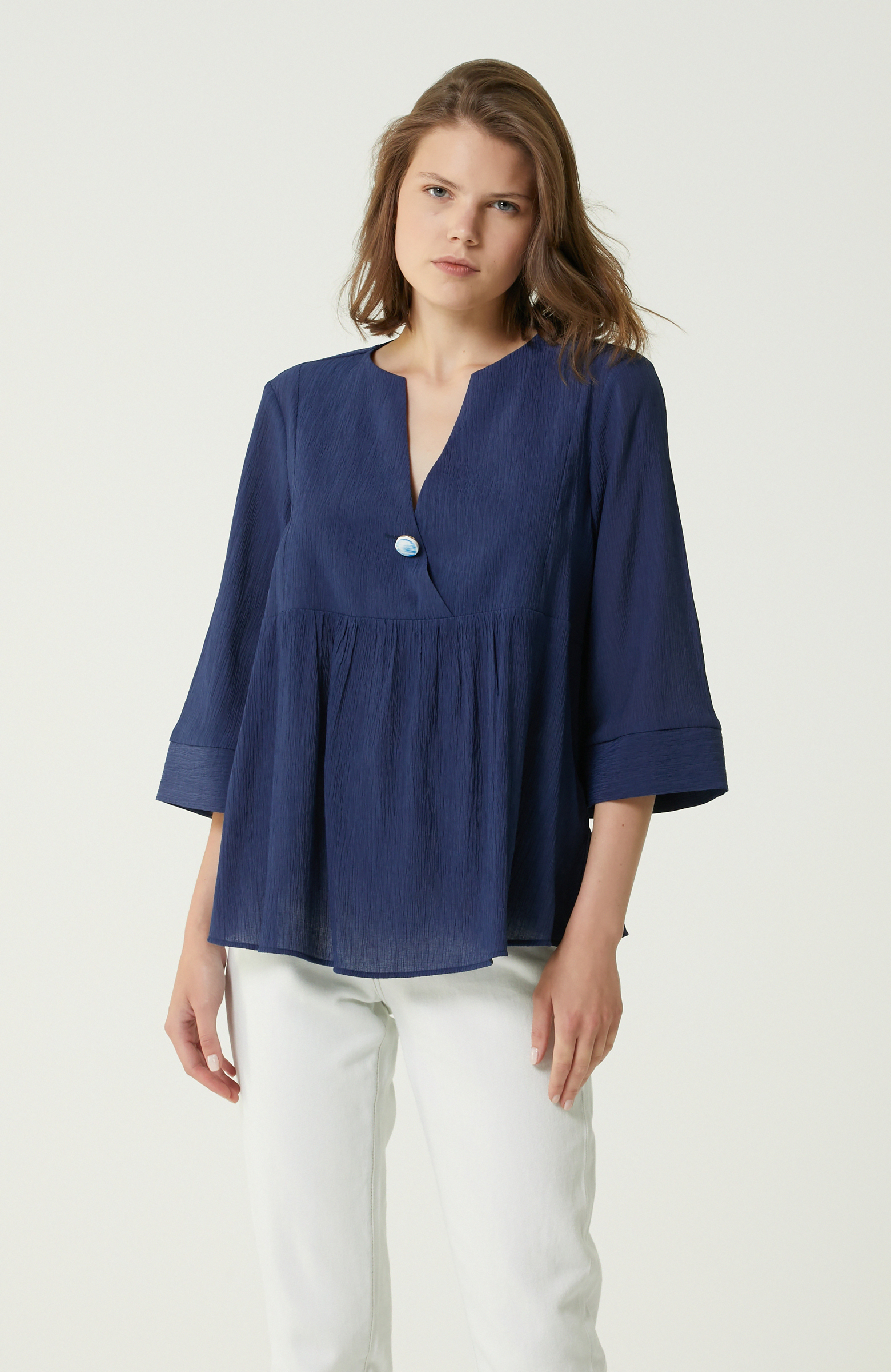 Lacivert V Yaka Düğmeli Truvakar Kol Bluz Lacivert V Yaka Düğmeli Truvakar Kol Bluz