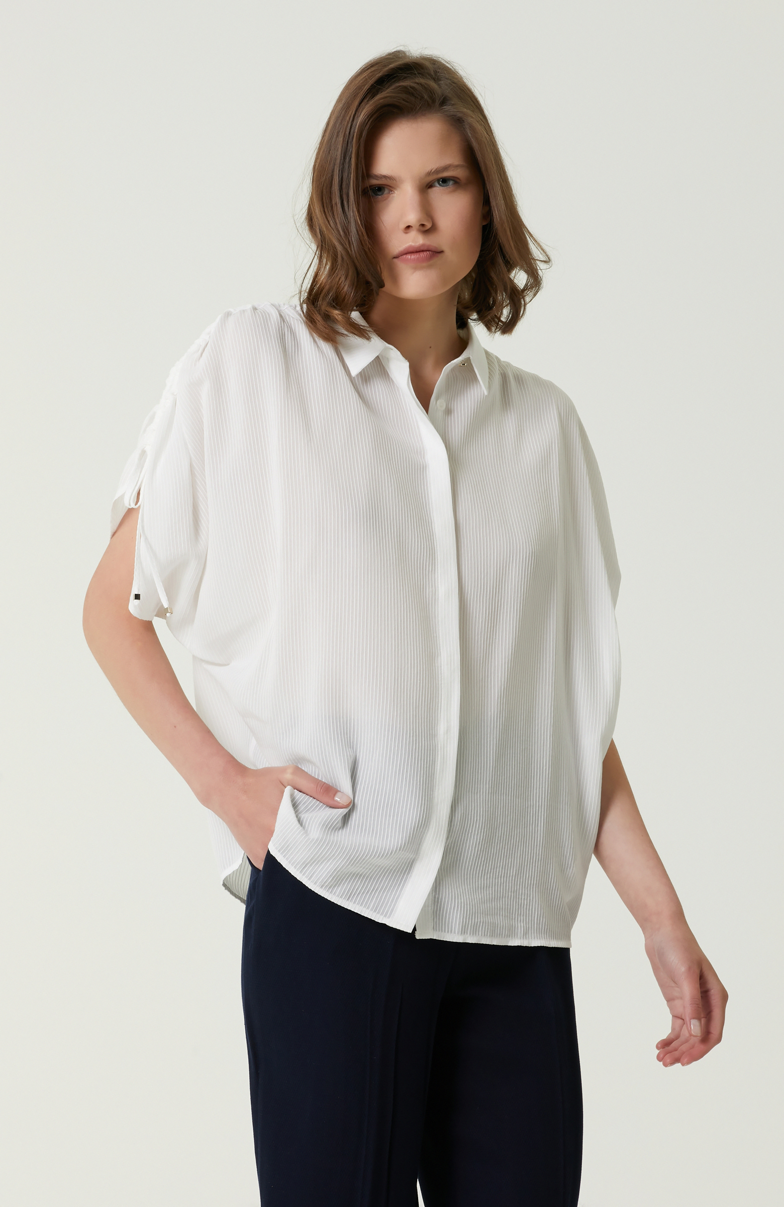 Beyaz Bağcık Detaylı Çizgili Gömlek Beyaz Bağcık Detaylı Çizgili Gömlek