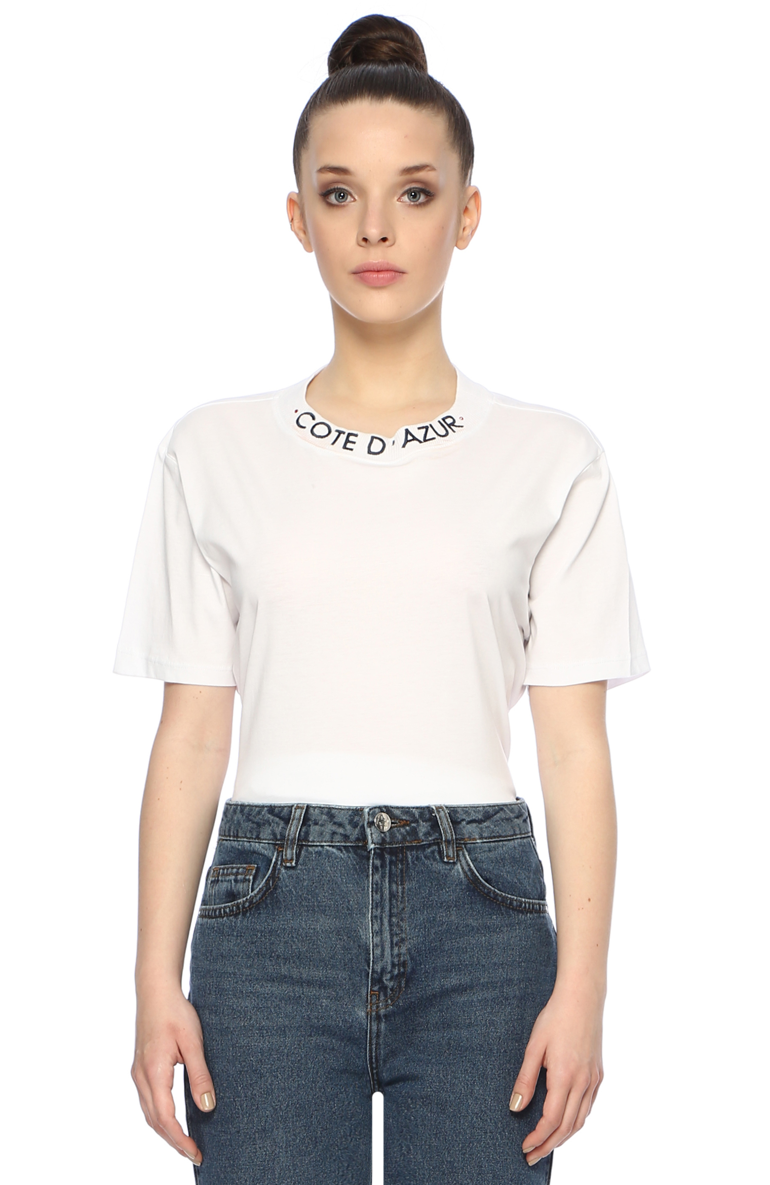 Basic Fit Beyaz Yazı Nakışlı T-shirt Basic Fit Beyaz Yazı Nakışlı T-shirt