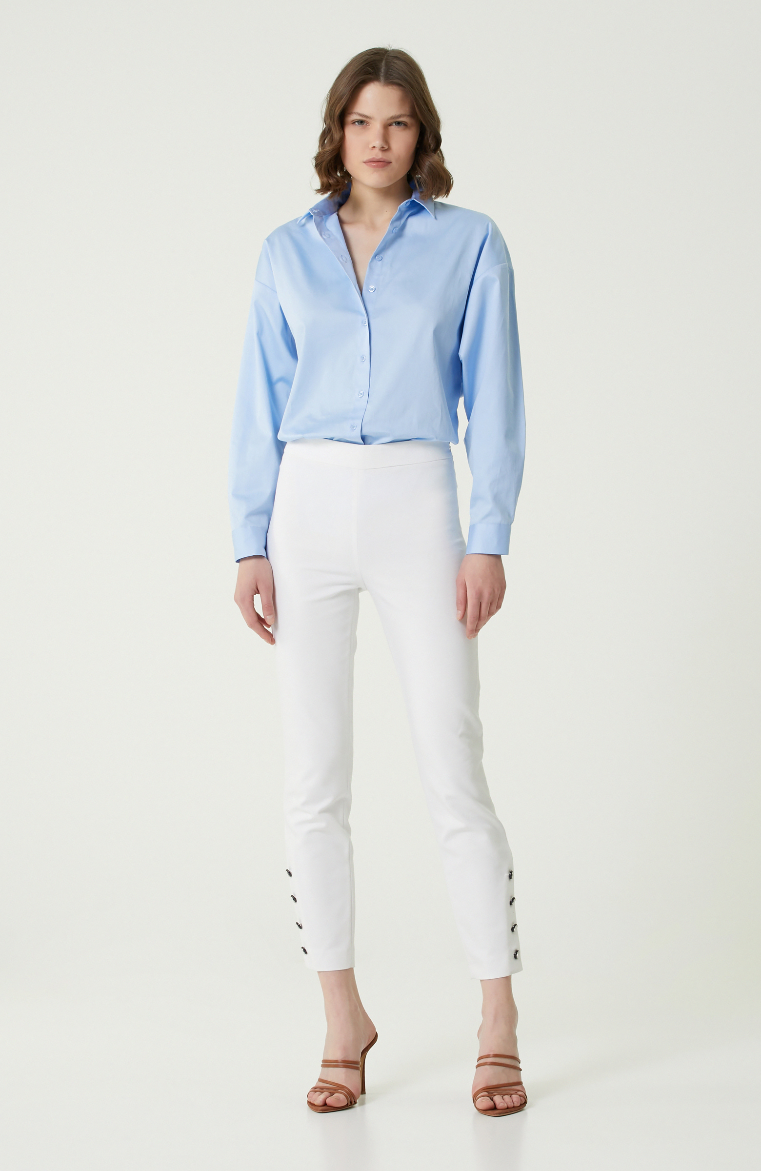 Slim Fit Beyaz Düğme Detaylı Pantolon Slim Fit Beyaz Düğme Detaylı Pantolon