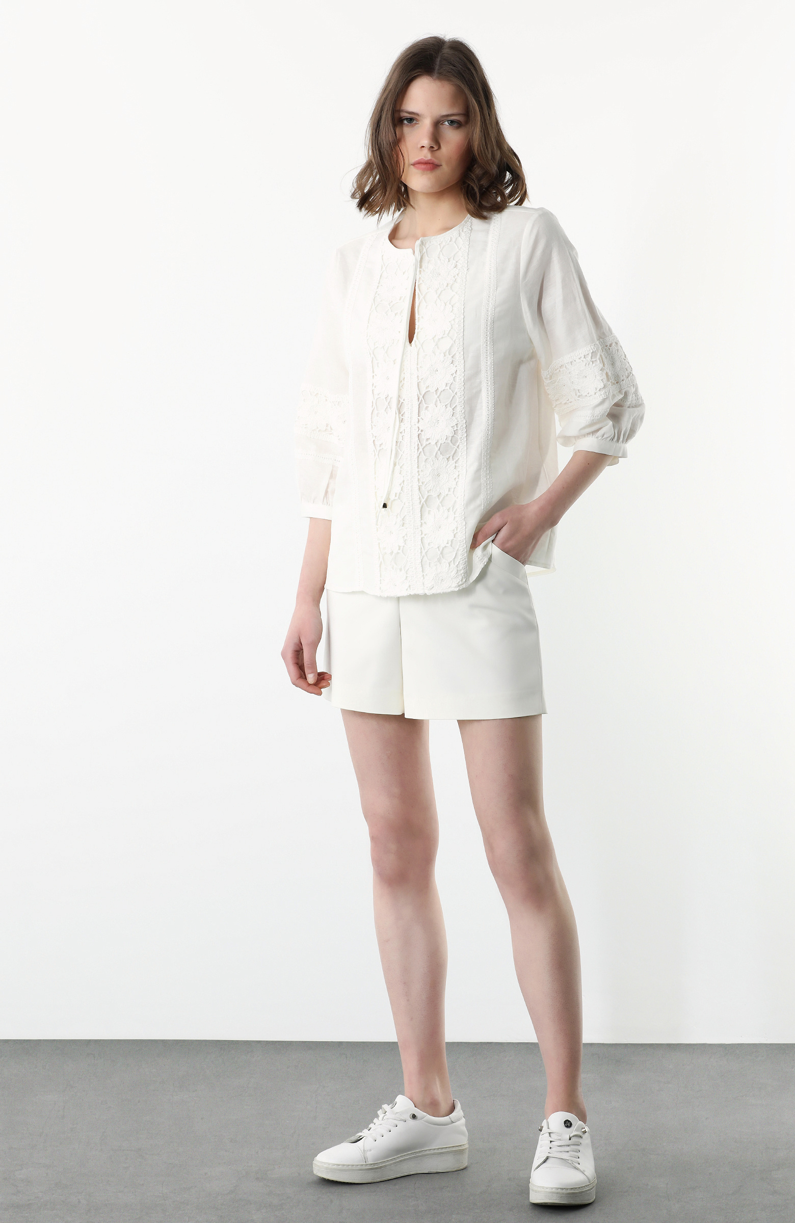 Beyaz Yakası Bağcıklı Keten Bluz Beyaz Yakası Bağcıklı Keten Bluz