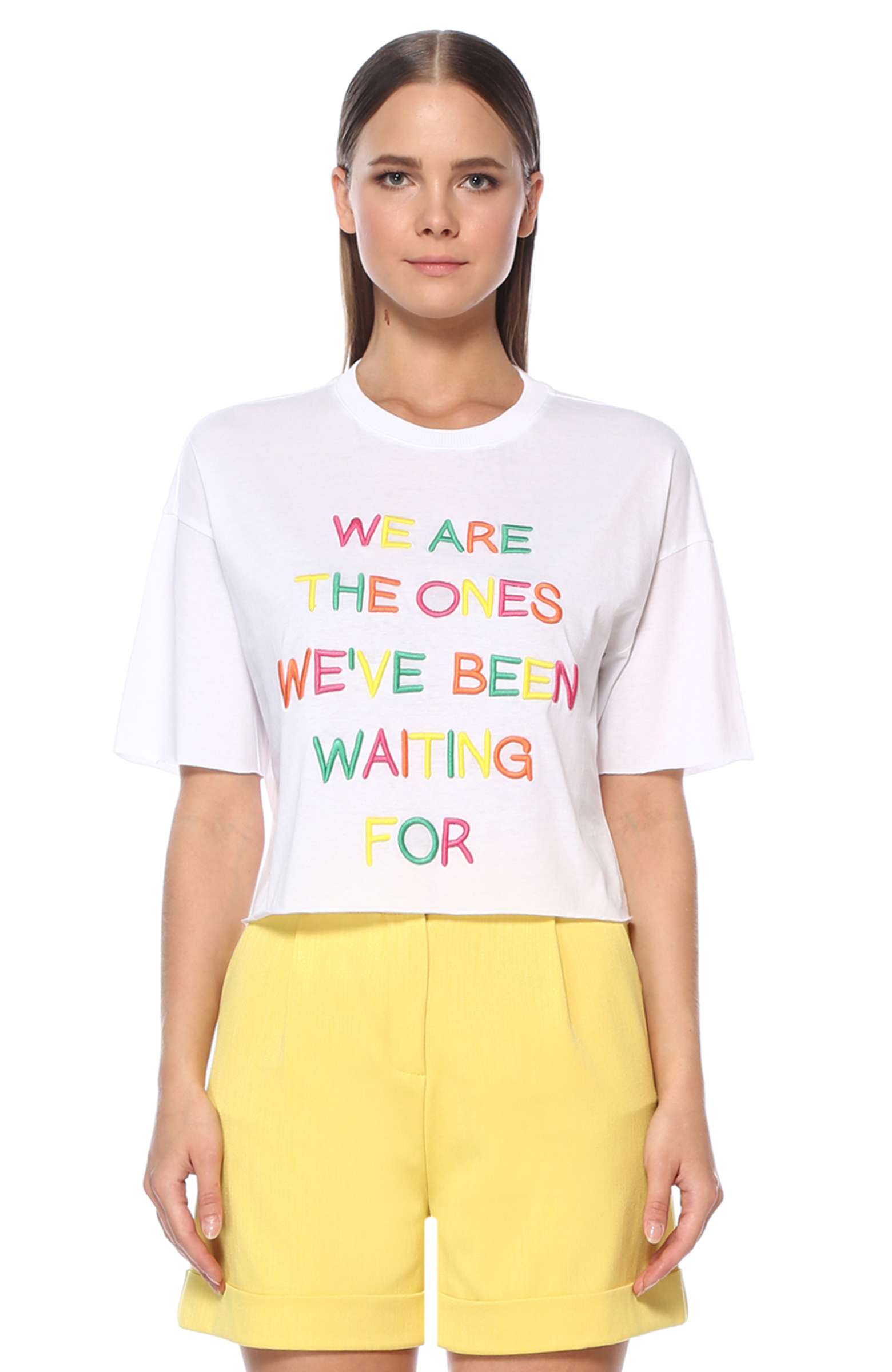Beyaz Bisiklet Yaka Nakışlı Basic T-Shirt Beyaz Bisiklet Yaka Nakışlı Basic T-Shirt
