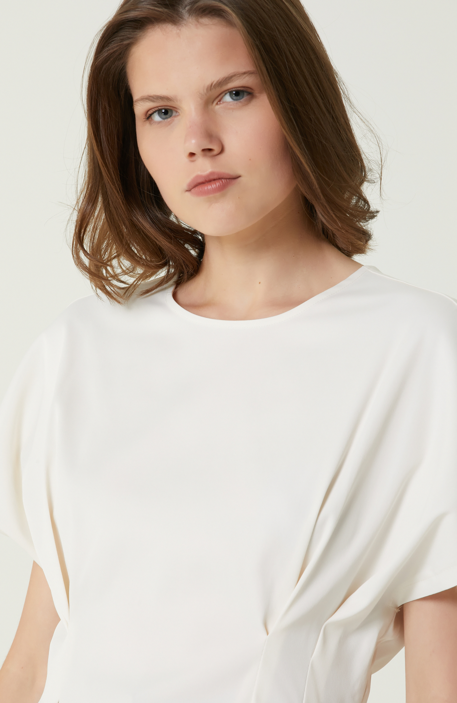 Beyaz Drape Detaylı Bluz Beyaz Drape Detaylı Bluz