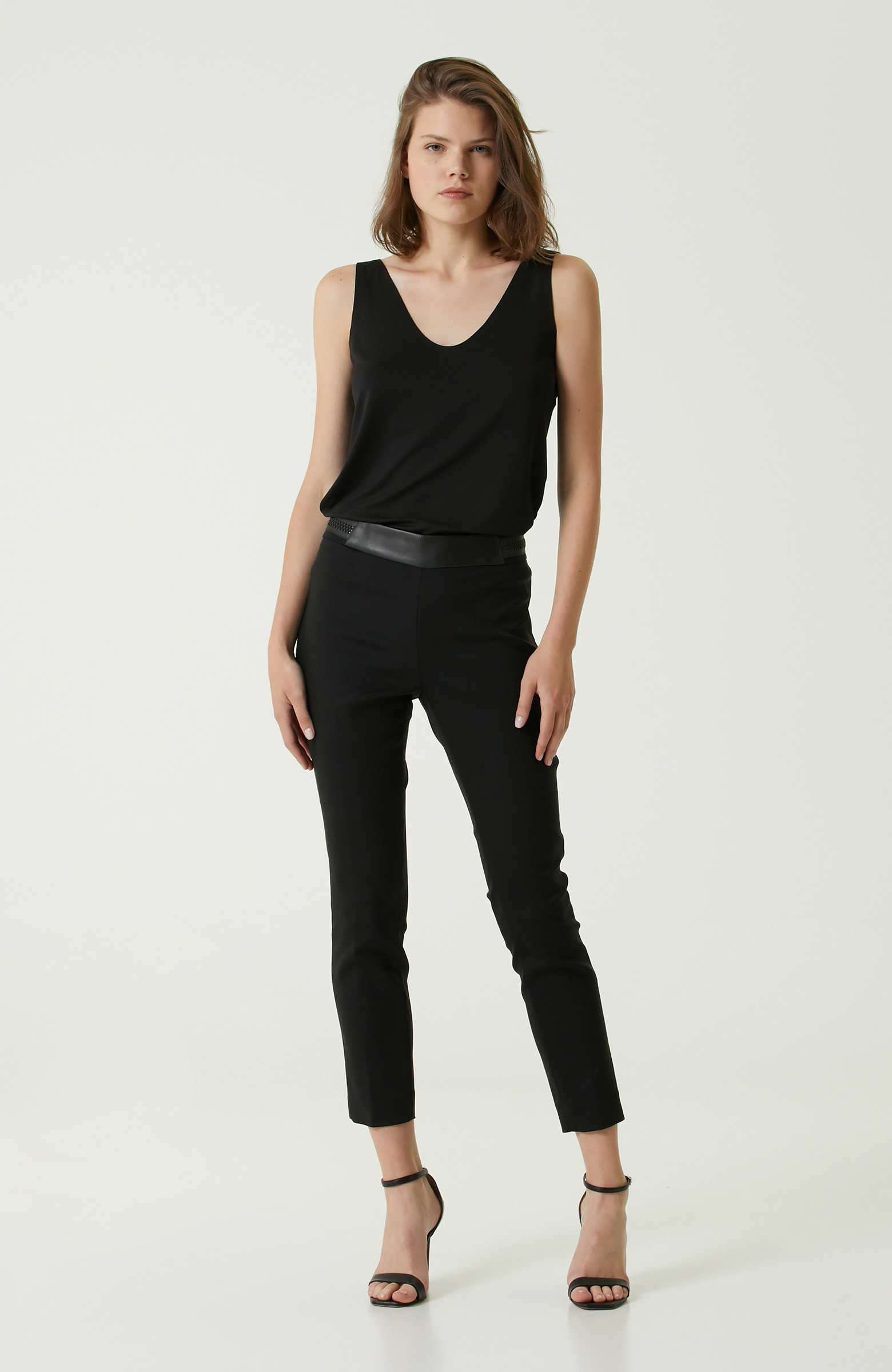 Slim Fit Siyah Şerit Garnili Pantolon Slim Fit Siyah Şerit Garnili Pantolon