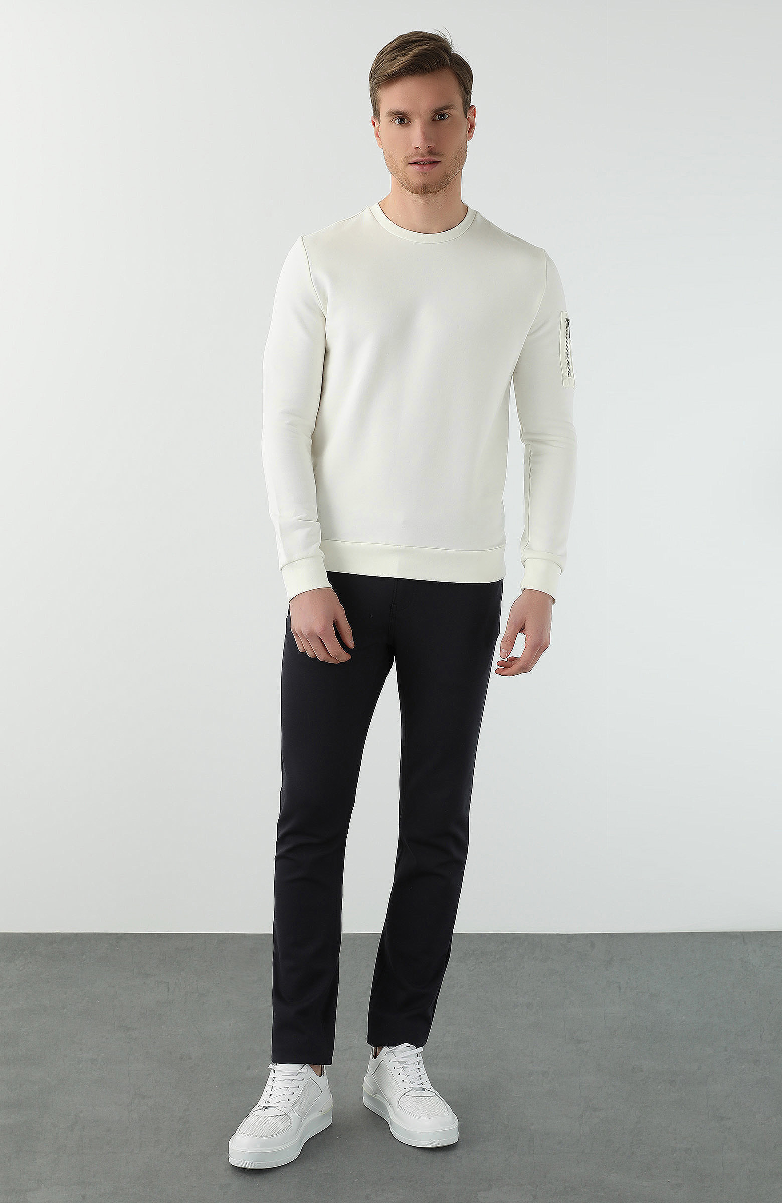Ekru Bisiklet Yaka Cep Detaylı Sweatshirt Ekru Bisiklet Yaka Cep Detaylı Sweatshirt