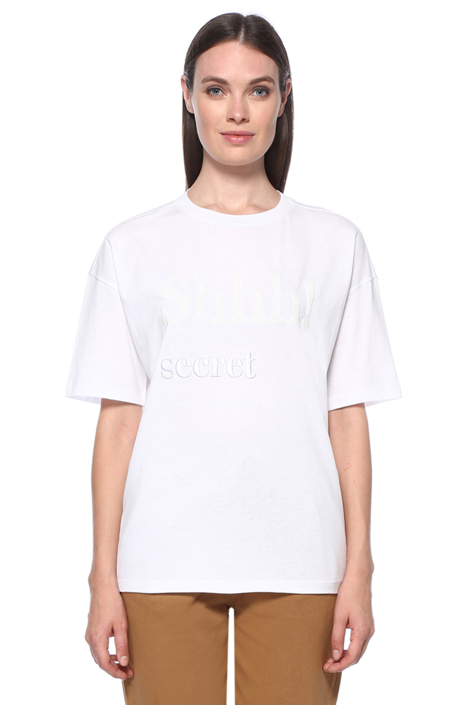 Beyaz Yazı Kabartmalı Basic T-shirt Beyaz Yazı Kabartmalı Basic T-shirt