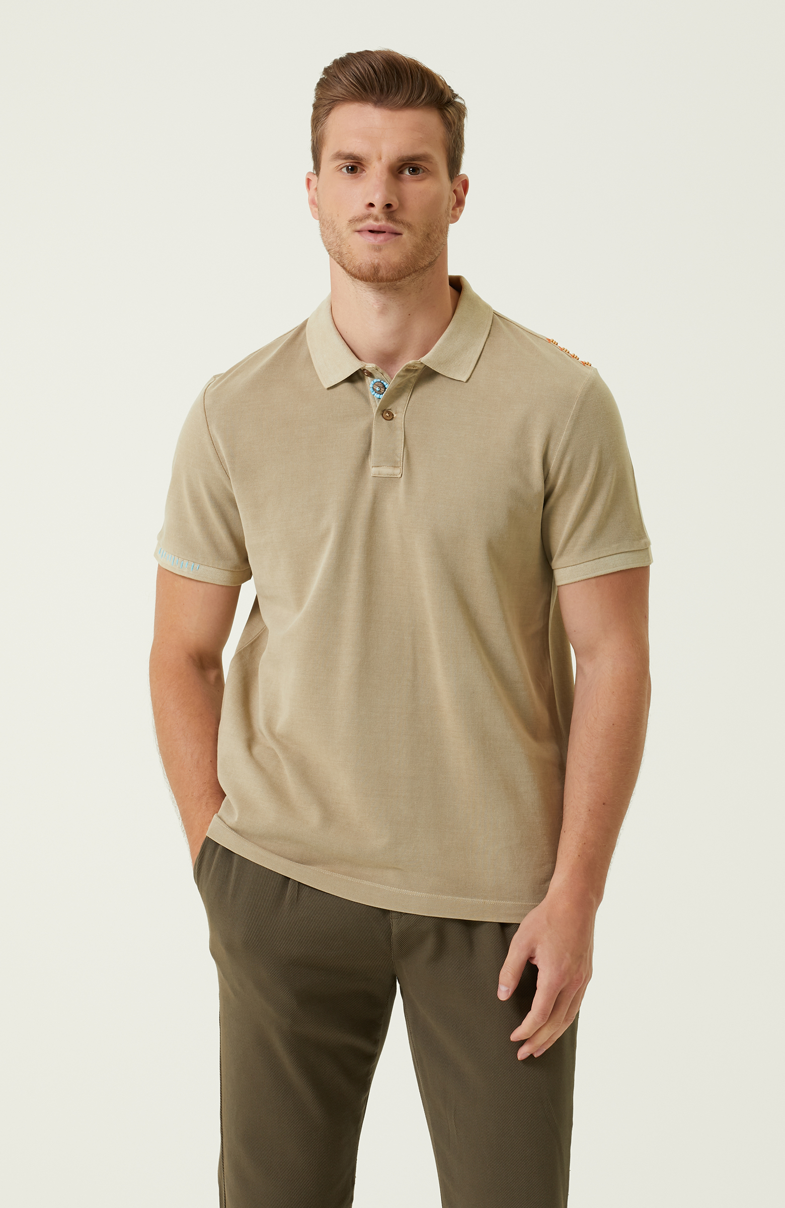 Comfort Fit Bej Nakış Detaylı T-shirt Comfort Fit Bej Nakış Detaylı T-shirt