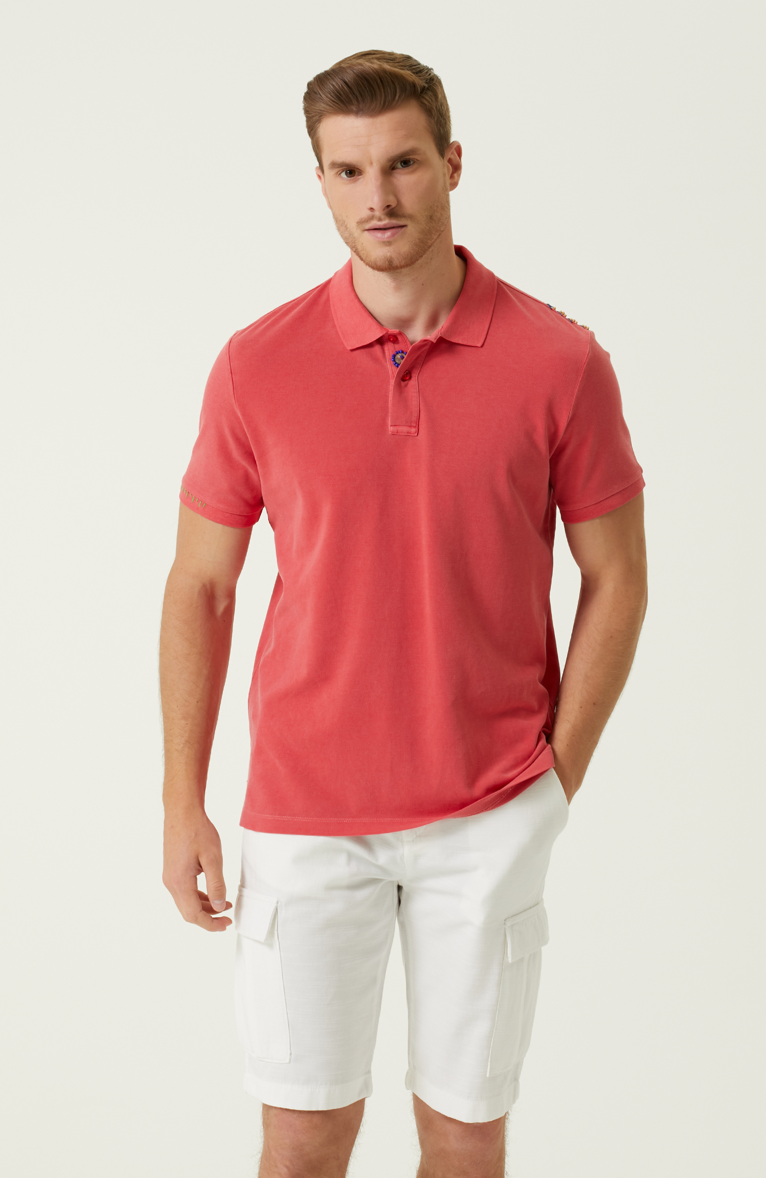 Comfort Fit Kırmızı Nakış Detaylı T-shirt Comfort Fit Kırmızı Nakış Detaylı T-shirt