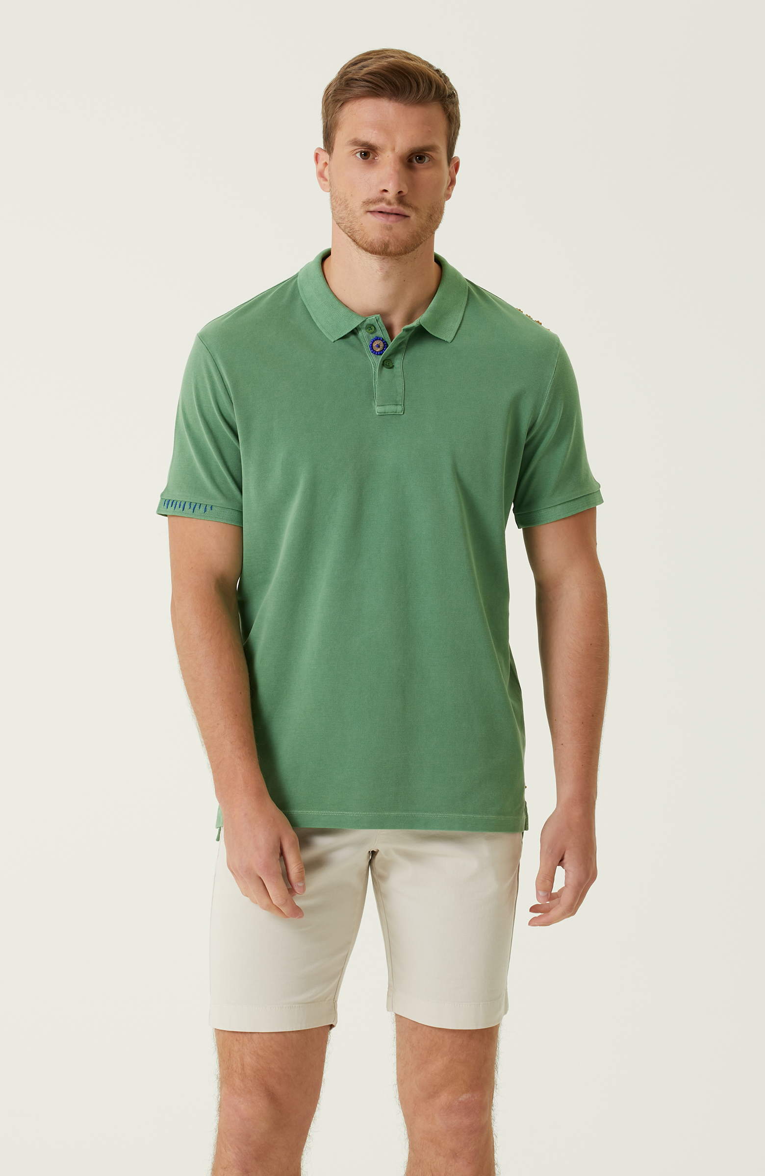 Comfort Fit Yeşil Nakış Detaylı T-shirt Comfort Fit Yeşil Nakış Detaylı T-shirt