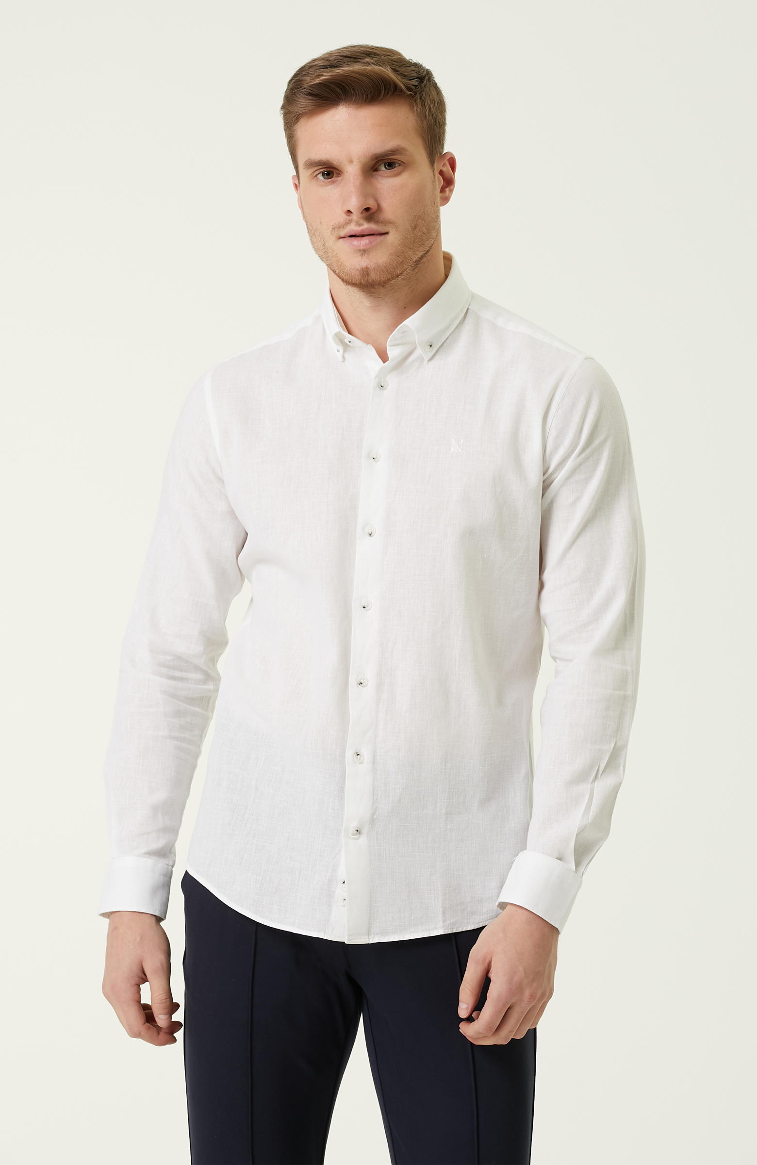 Slim Fit Beyaz Düğmeli Yaka Keten Dokulu Gömlek Slim Fit Beyaz Düğmeli Yaka Keten Dokulu Gömlek
