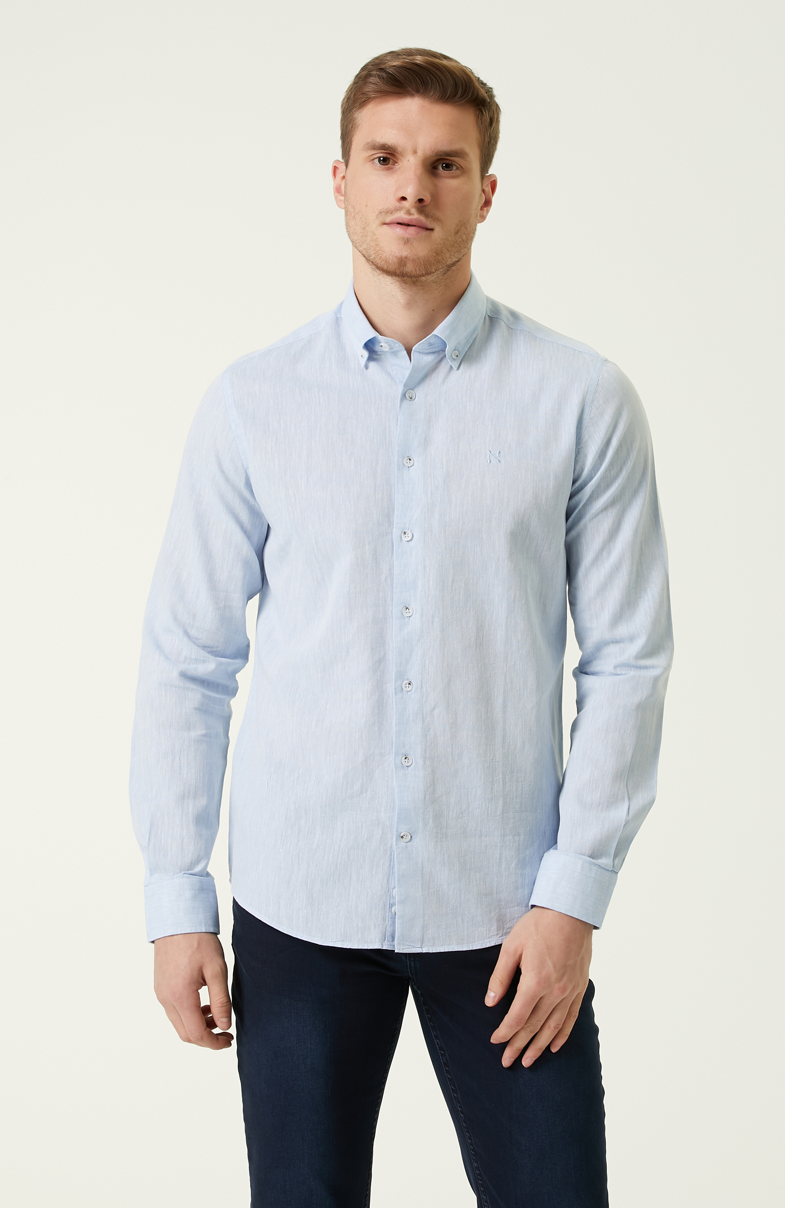 Slim Fit Mavi Düğmeli Yaka Keten Dokulu Gömlek Slim Fit Mavi Düğmeli Yaka Keten Dokulu Gömlek