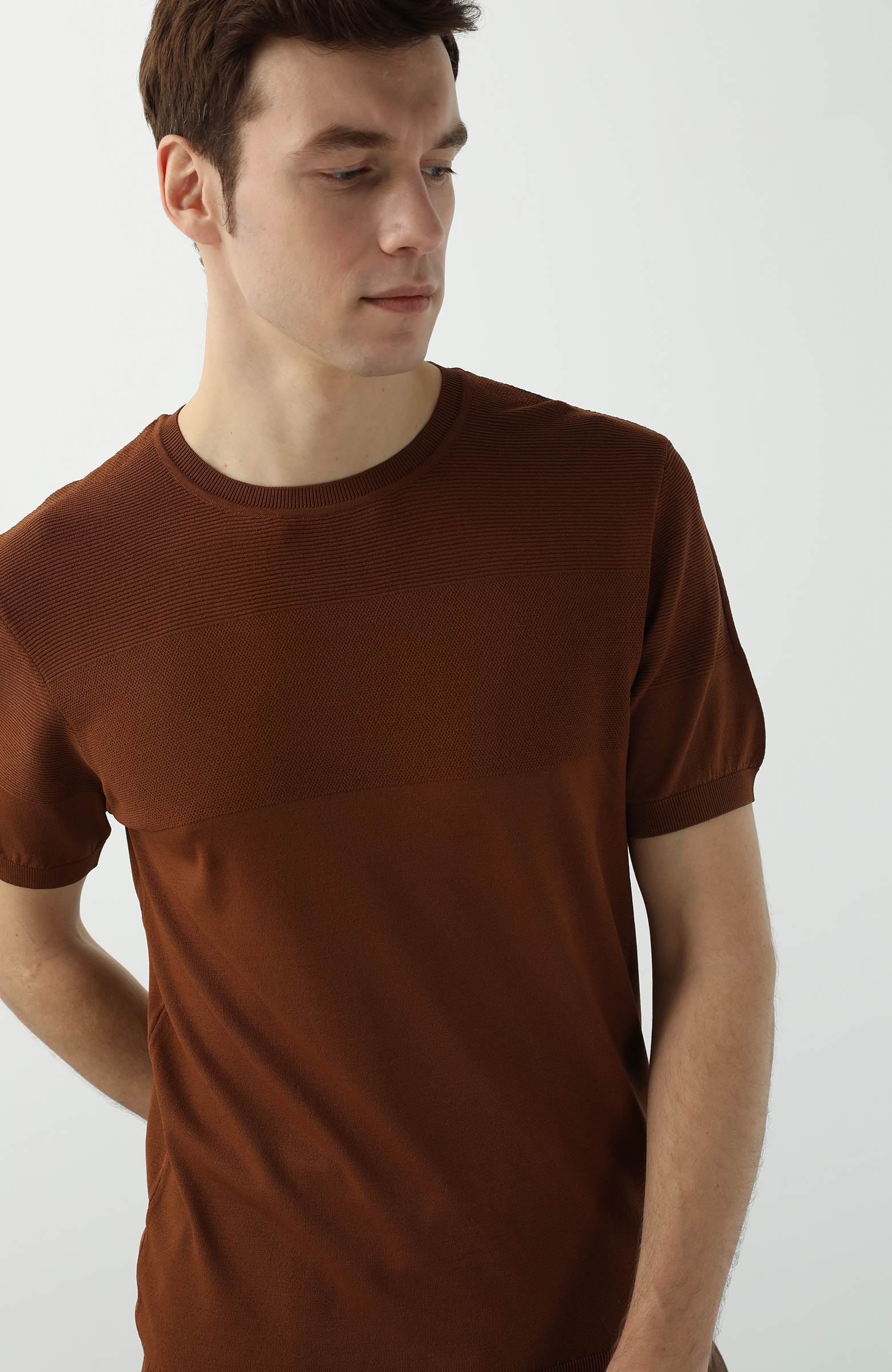 Kahverengi Dokulu Kısa Kollu Kazak