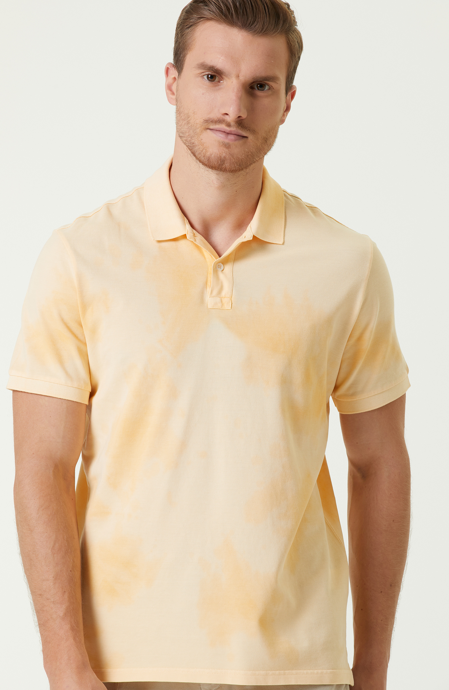 Comfort Fit Sarı Polo Yaka Batik Desenli T-shirt Comfort Fit Sarı Polo Yaka Batik Desenli T-shirt