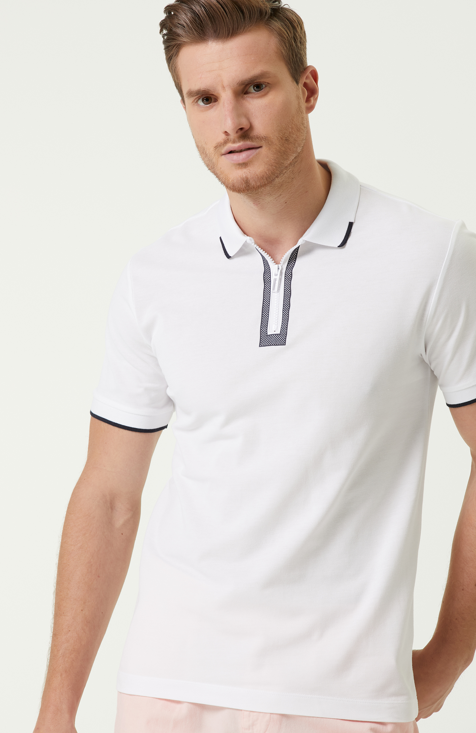 Comfort Fit Beyaz Polo Yaka Şerit Detaylı T-shirt Comfort Fit Beyaz Polo Yaka Şerit Detaylı T-shirt