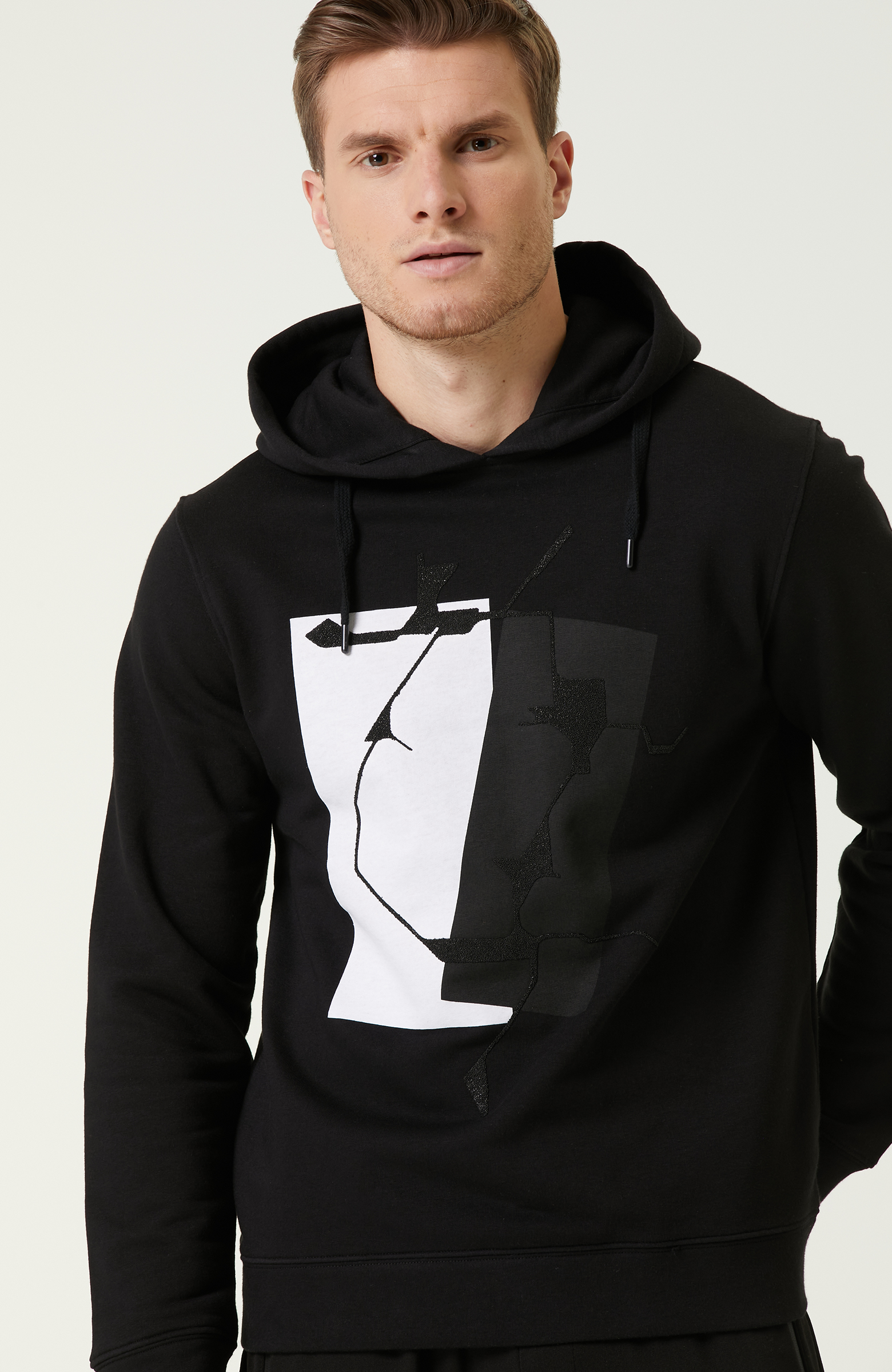 Slim Fit Siyah Kapüşonlu Figür Baskılı Sweatshirt Slim Fit Siyah Kapüşonlu Figür Baskılı Sweatshirt
