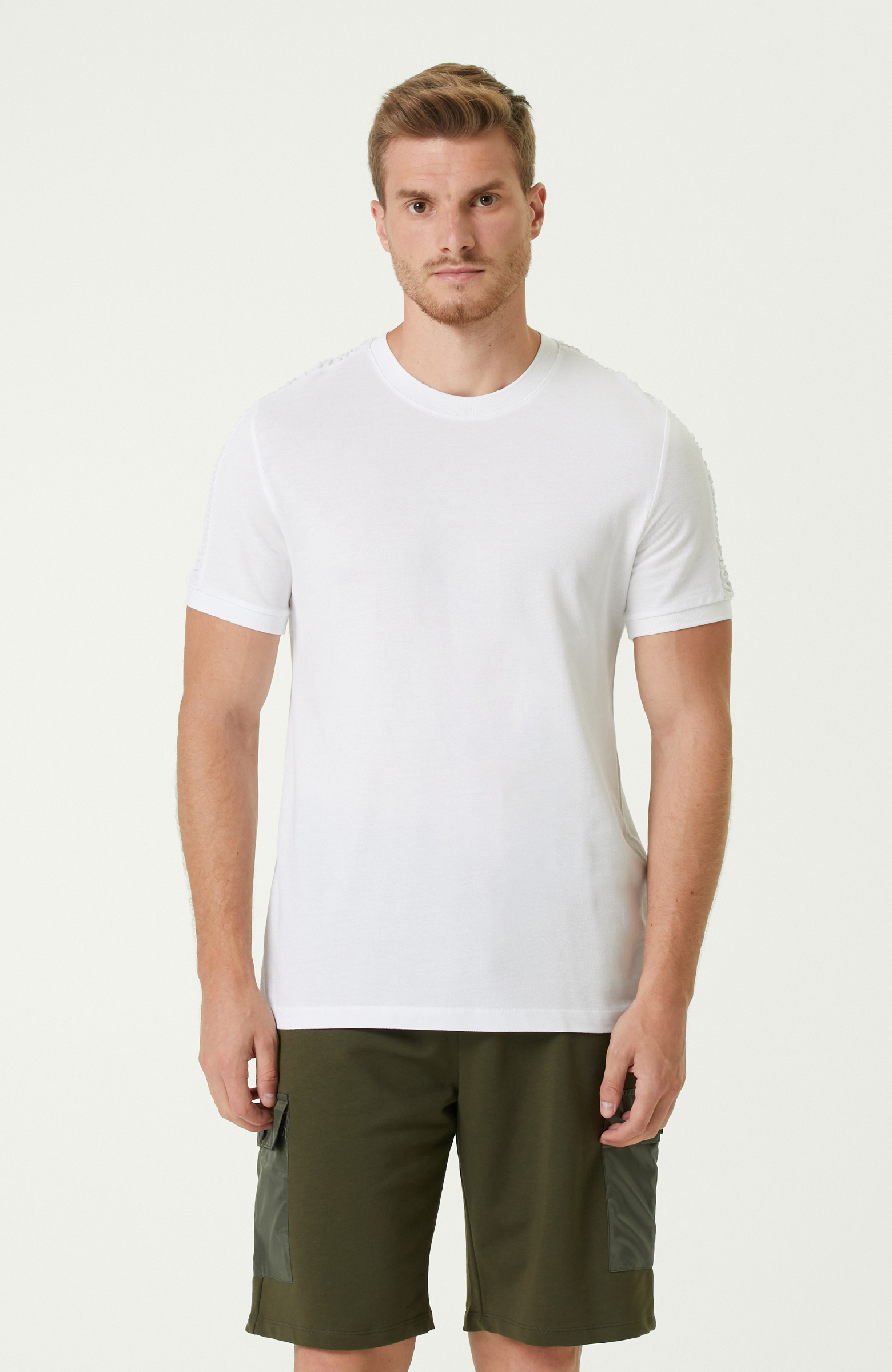 Slim Fit Beyaz Kolu Kabartmalı Baskılı T-shirt Slim Fit Beyaz Kolu Kabartmalı Baskılı T-shirt