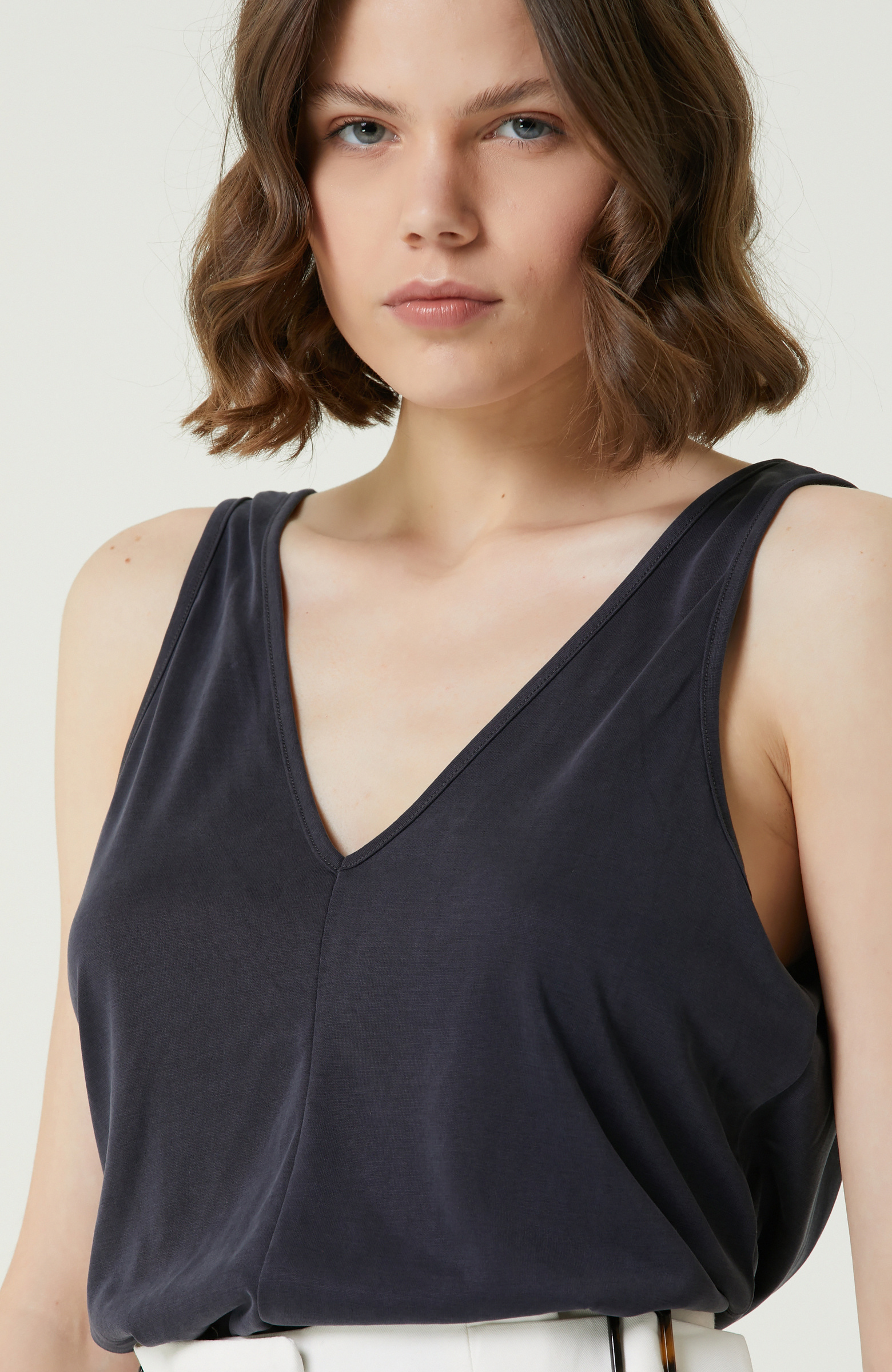 Siyah Sırt Dekolteli Askılı T-shirt Siyah Sırt Dekolteli Askılı T-shirt