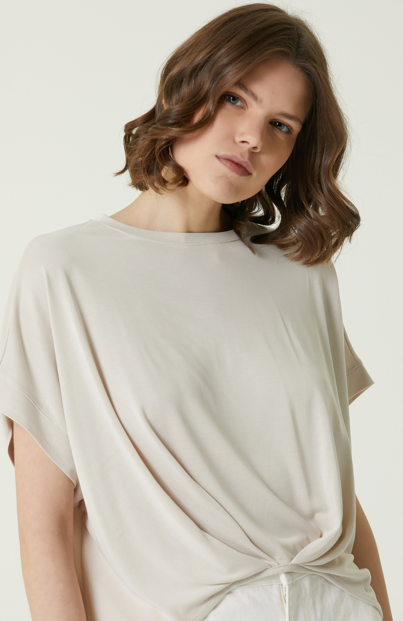 Bej Beli Düğüm Detaylı T-shirt Bej Beli Düğüm Detaylı T-shirt