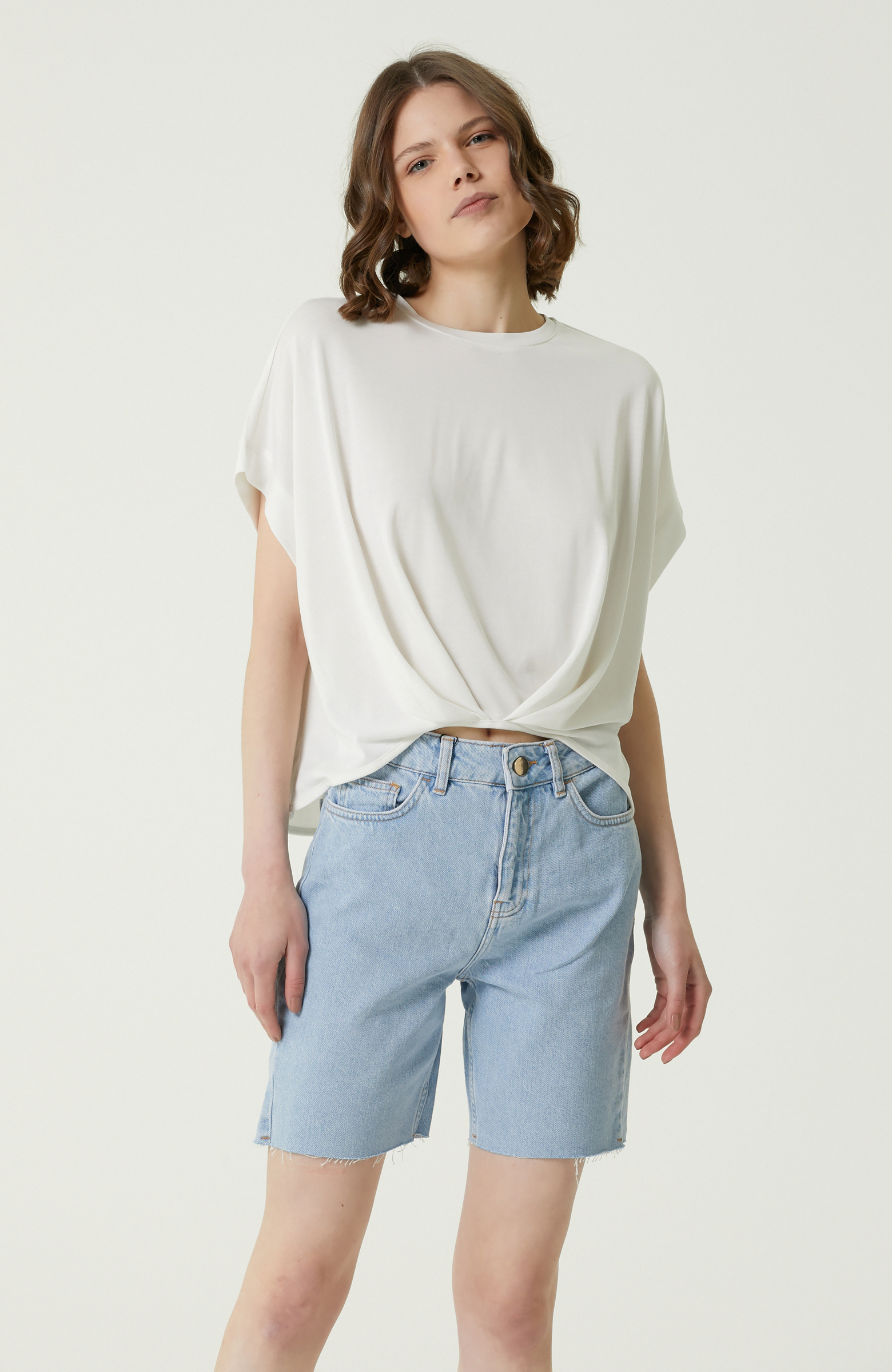 Beyaz Beli Düğüm Detaylı T-shirt Beyaz Beli Düğüm Detaylı T-shirt