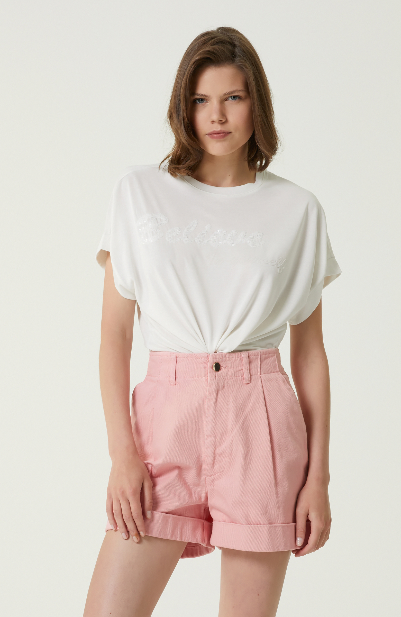 Basic Fit Beyaz Payetli Sloganlı T-shirt Basic Fit Beyaz Payetli Sloganlı T-shirt