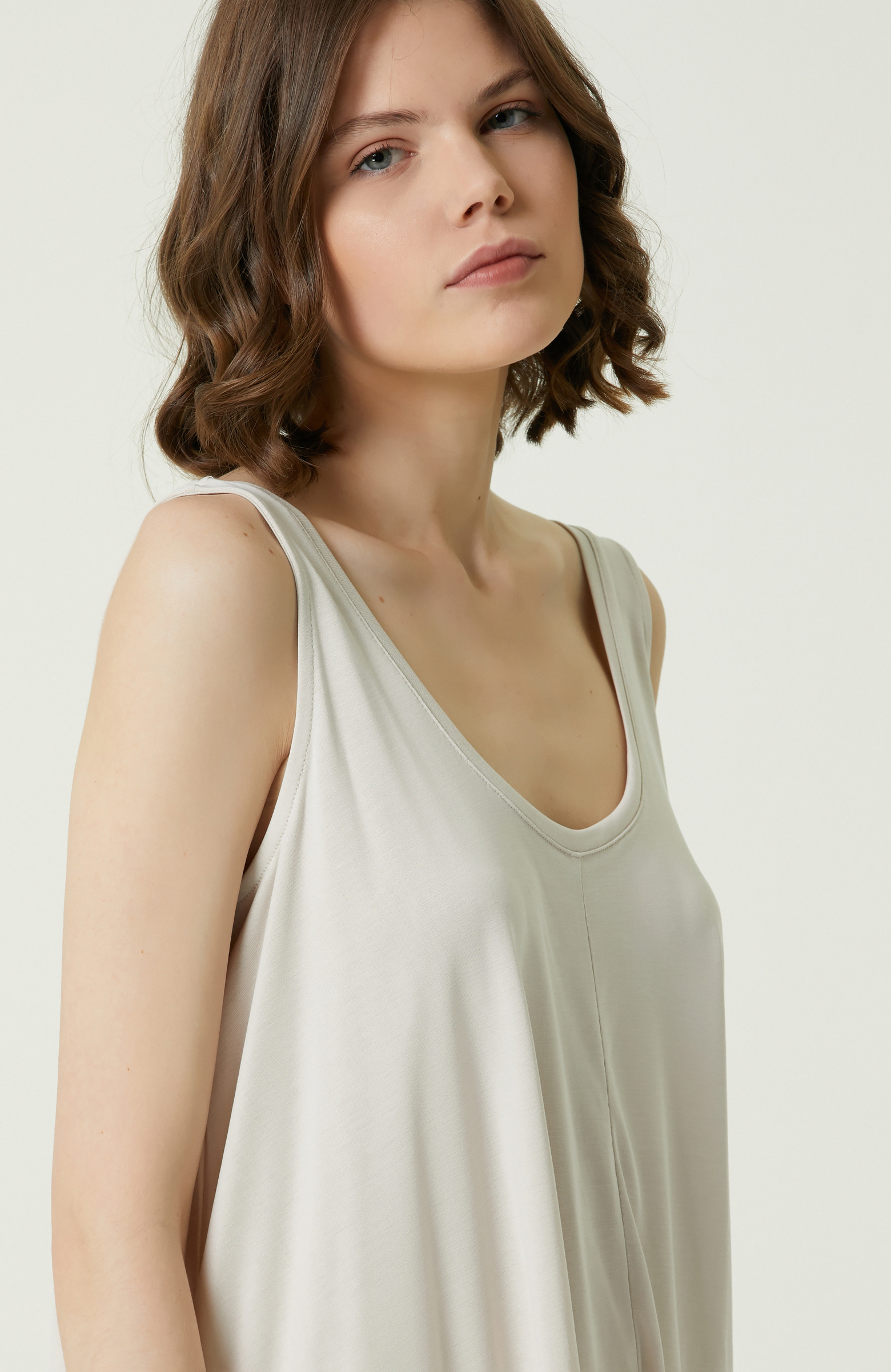 Basic Fit Bej Yuvarlak Yaka Askılı T-shirt Basic Fit Bej Yuvarlak Yaka Askılı T-shirt