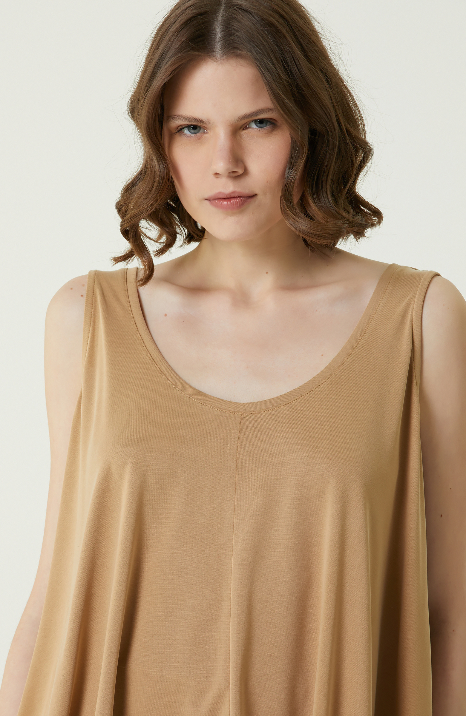 Basic Fit Camel Kolsuz Dökümlü T-shirt Basic Fit Camel Kolsuz Dökümlü T-shirt