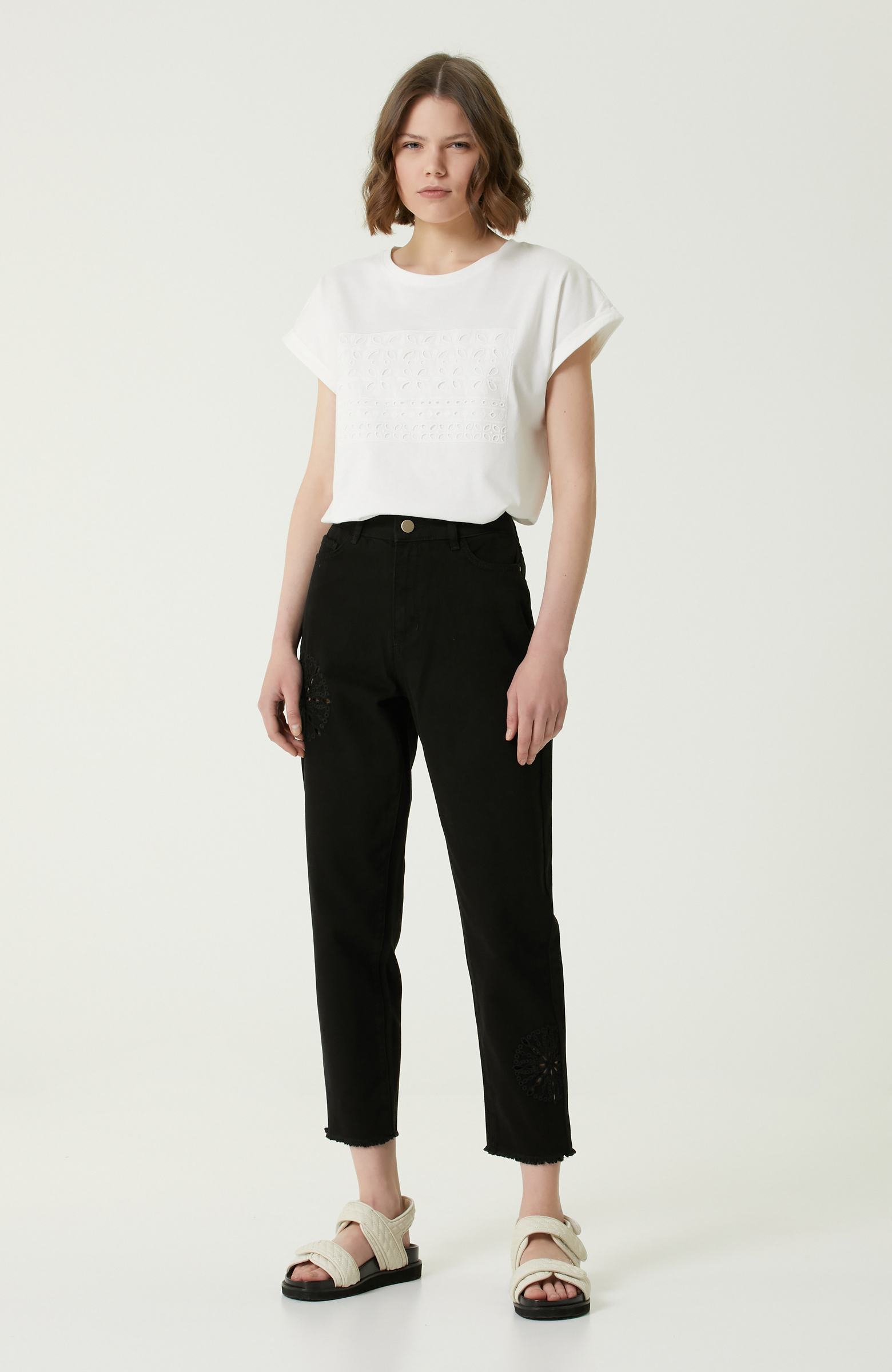 Cropped Fit Siyah Nakış Detaylı Jean Pantolon Cropped Fit Siyah Nakış Detaylı Jean Pantolon