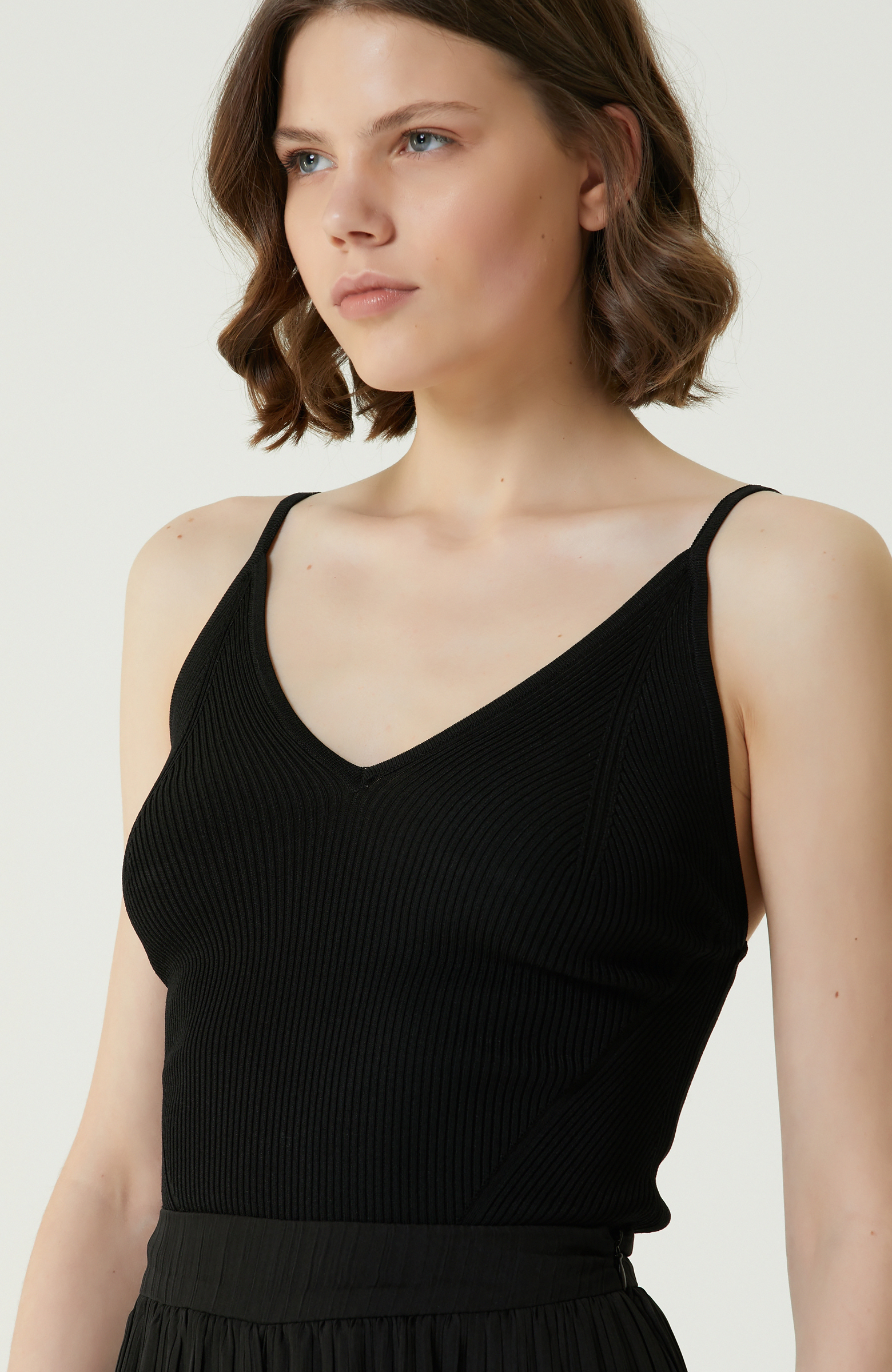 Slim Fit Siyah V Yaka Askılı Triko Slim Fit Siyah V Yaka Askılı Triko