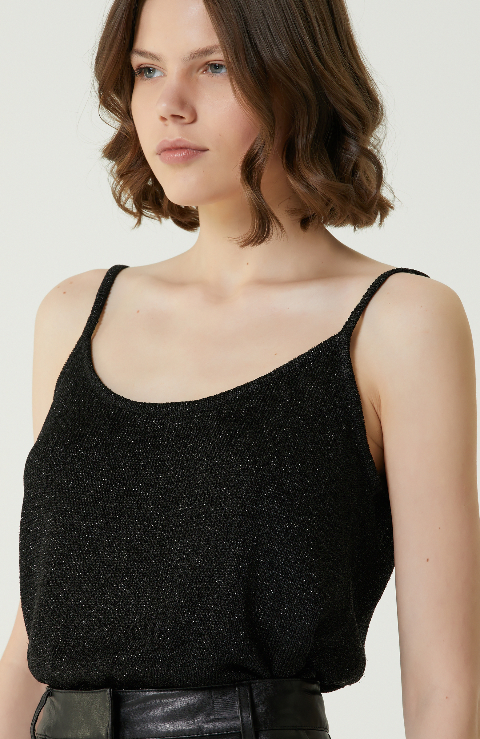 Slim Fit Siyah U Yaka Askılı Triko Slim Fit Siyah U Yaka Askılı Triko