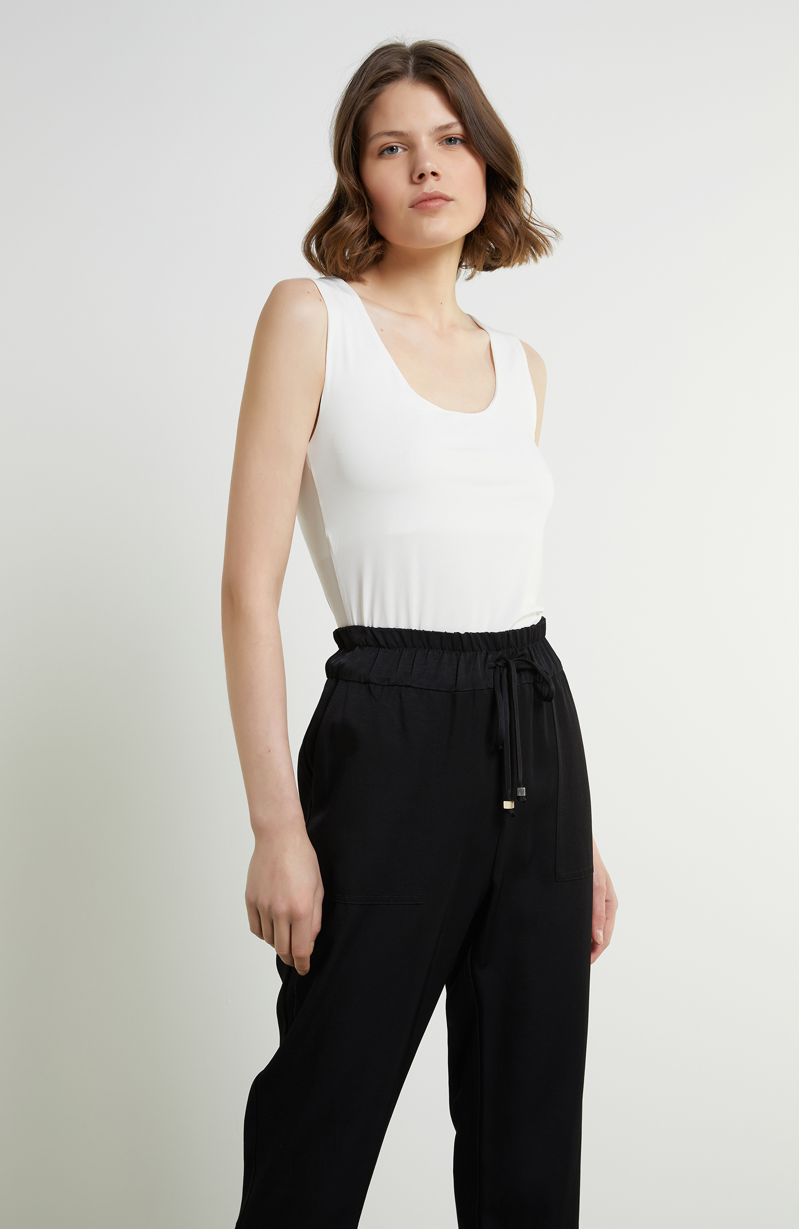 Beyaz U Yaka Kolsuz T-shirt