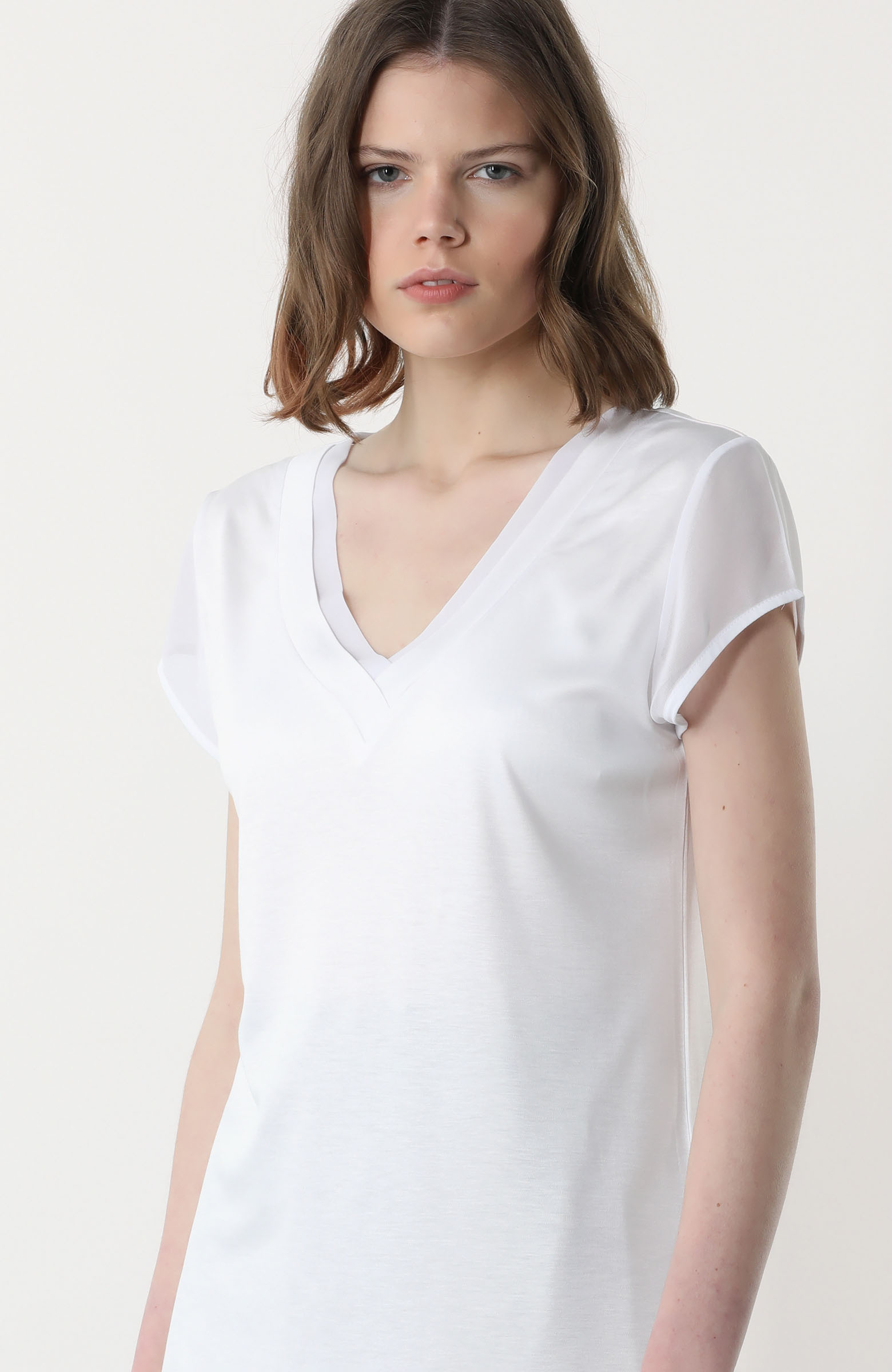 Slim Fit Beyaz V Yaka Basic T-shirt