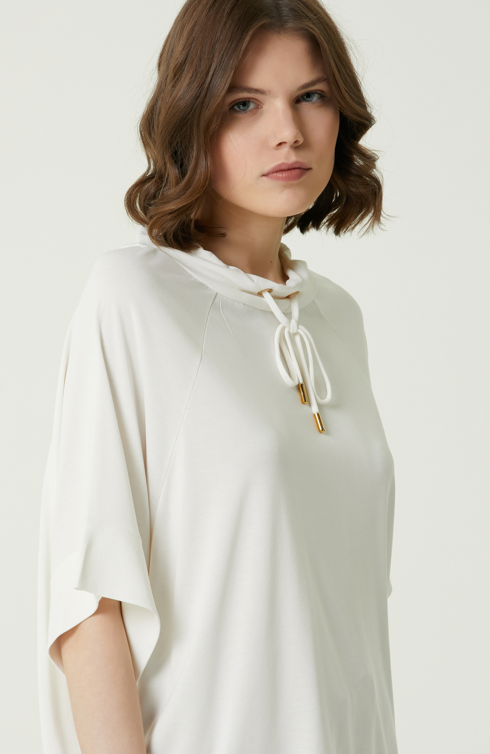 Beyaz Dik Yaka Oversize T-shirt Beyaz Dik Yaka Oversize T-shirt