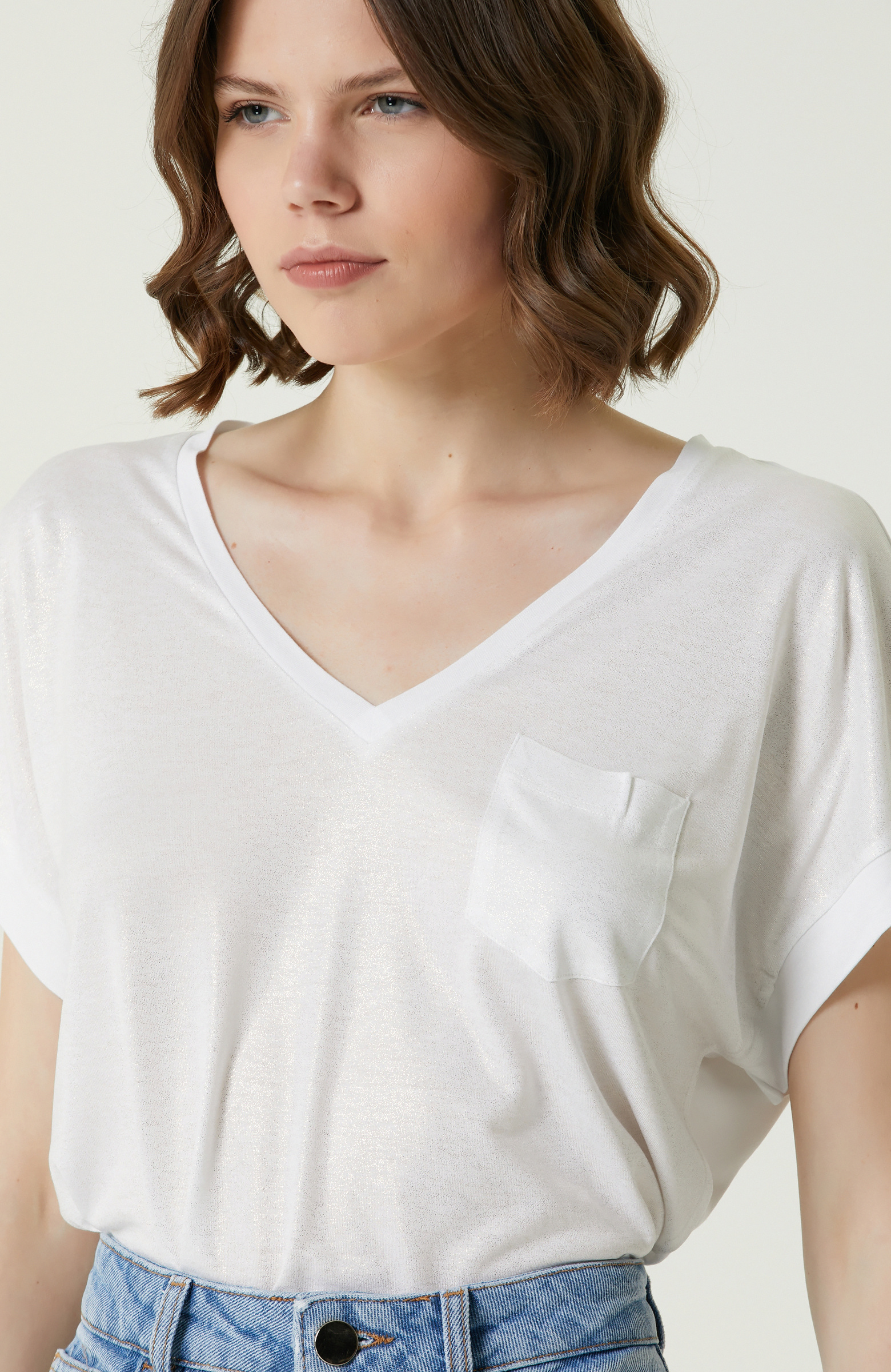 Beyaz V Yaka Basic T-shirt