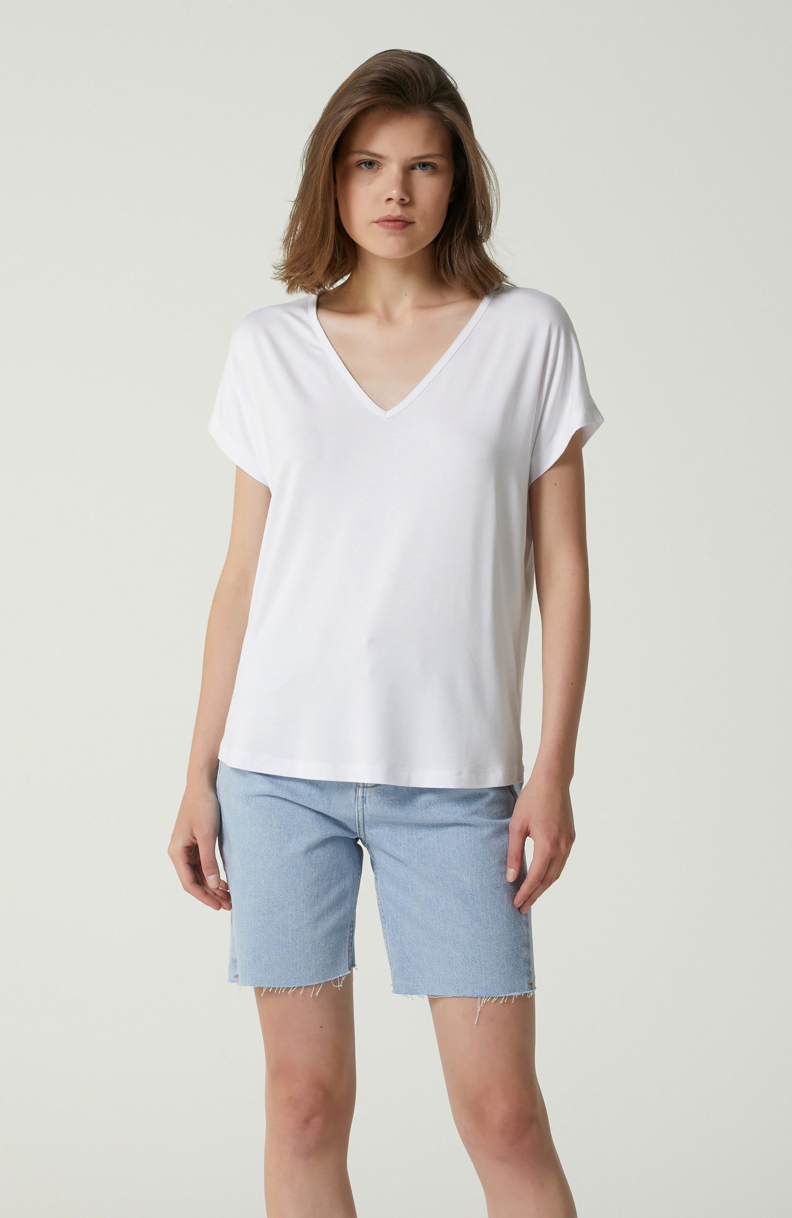 Basic Fit Beyaz V Yaka T-shirt