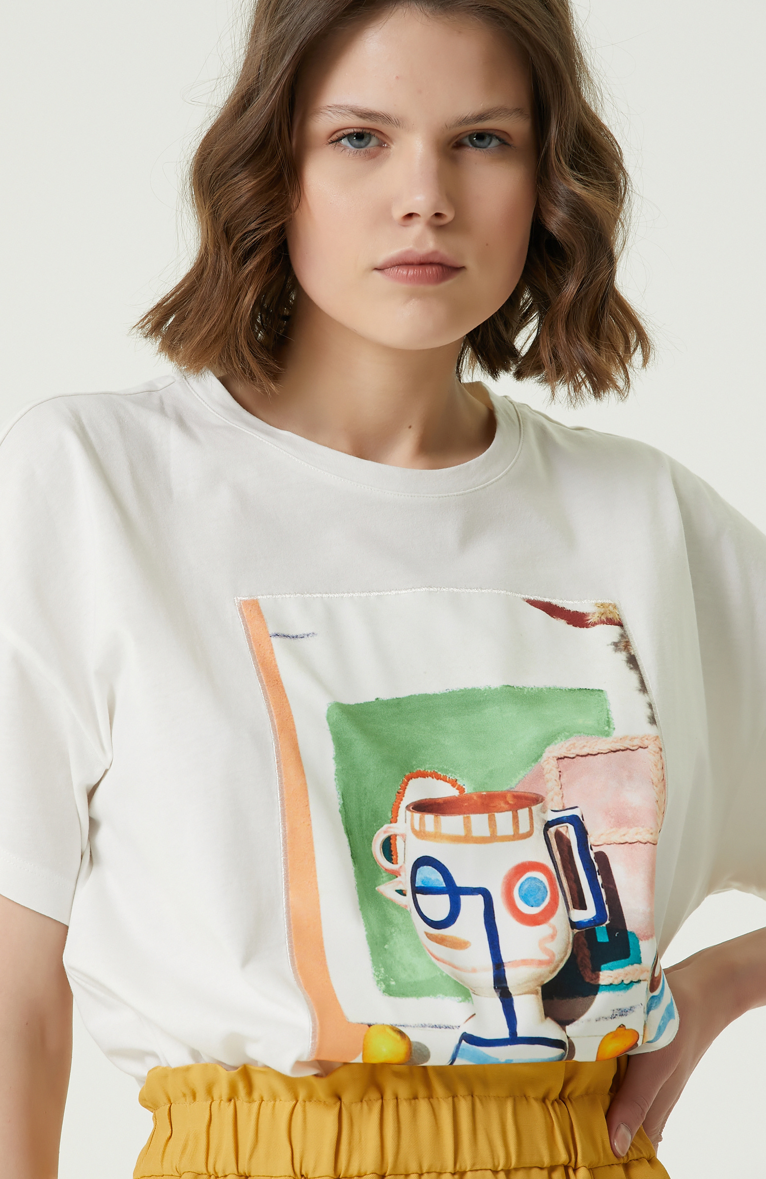 Beyaz Bisiklet Yaka Baskılı T-shirt