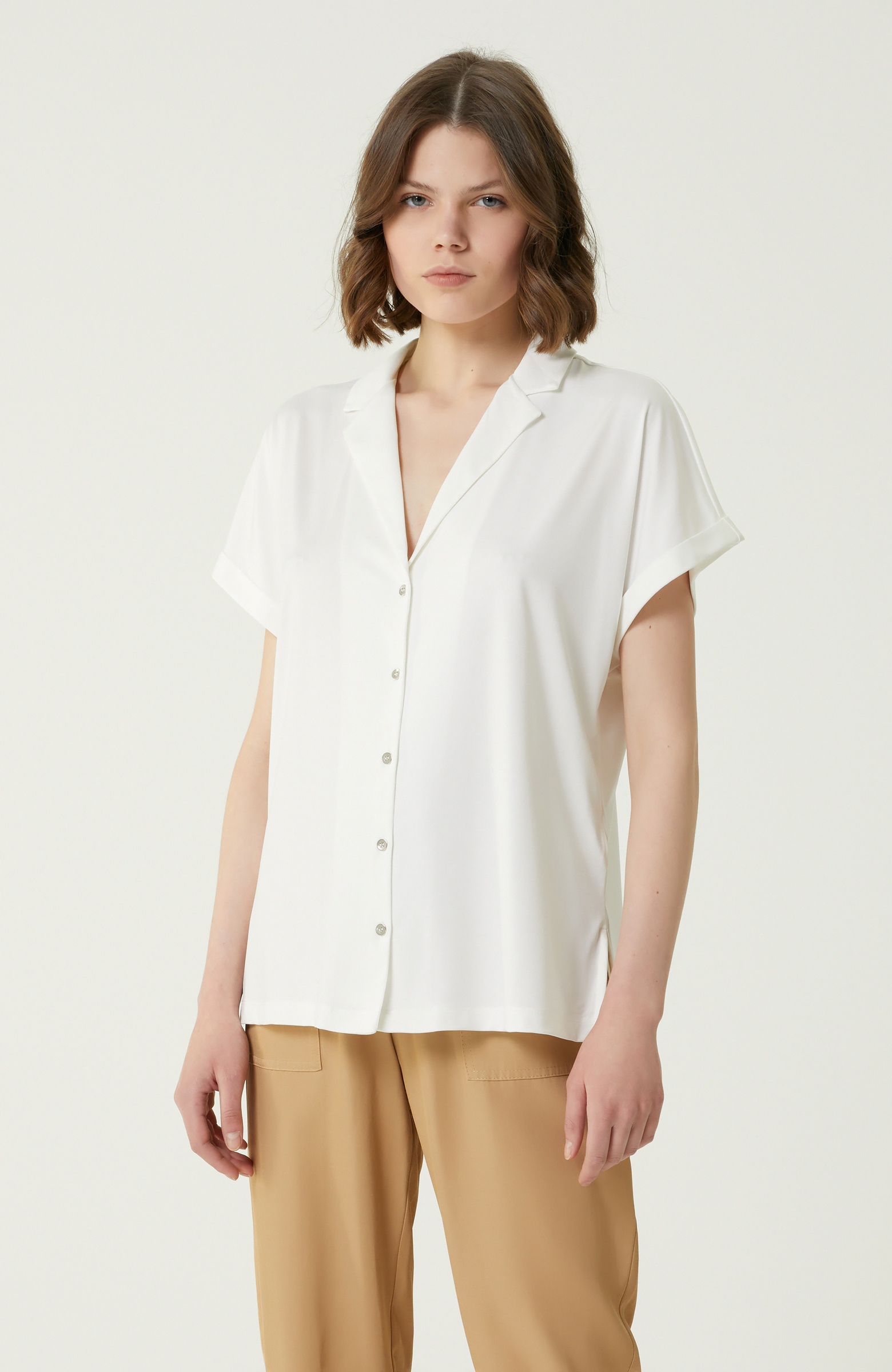 Basic Fit Ekru Kelebek Yaka T-shirt Basic Fit Ekru Kelebek Yaka T-shirt