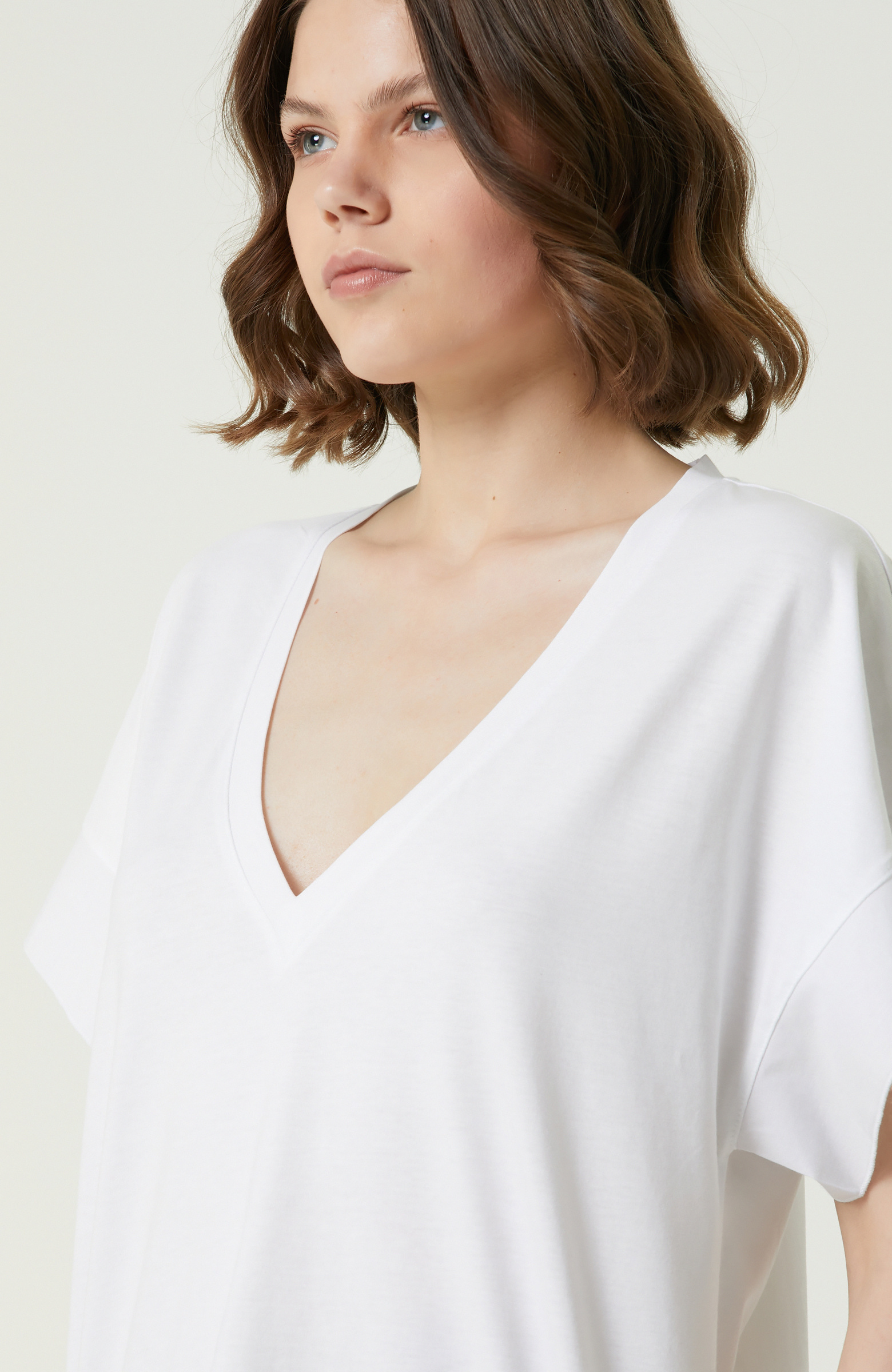 Basic Fit Beyaz V Yaka T-shirt