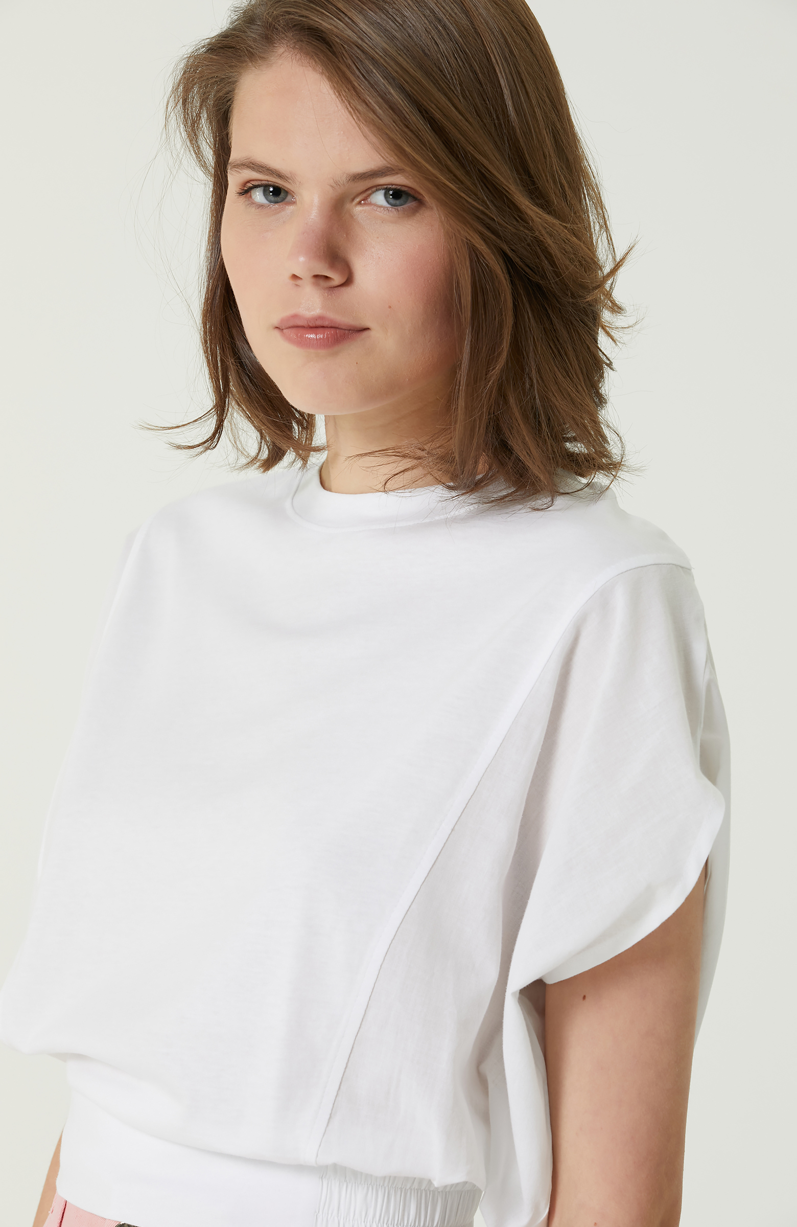 Beyaz Kol Detaylı T-shirt Beyaz Kol Detaylı T-shirt