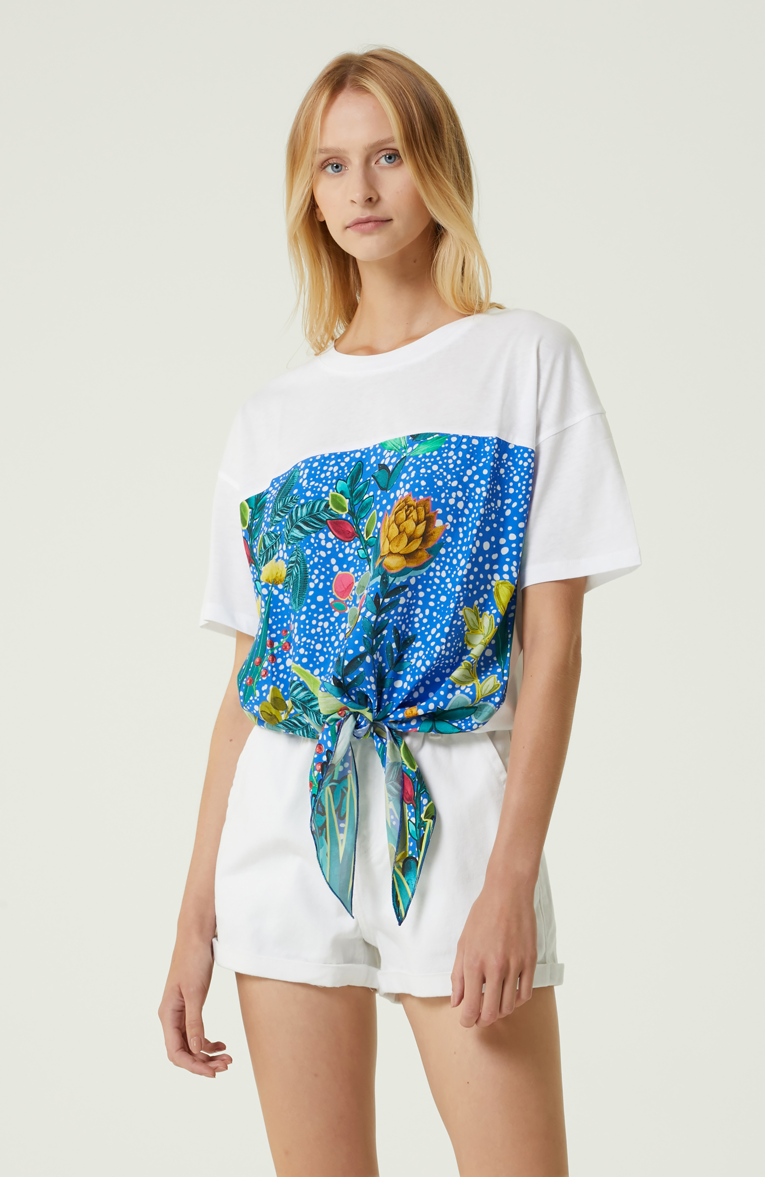 Basic Fit Beyaz Desenli Bağcıklı T-shirt