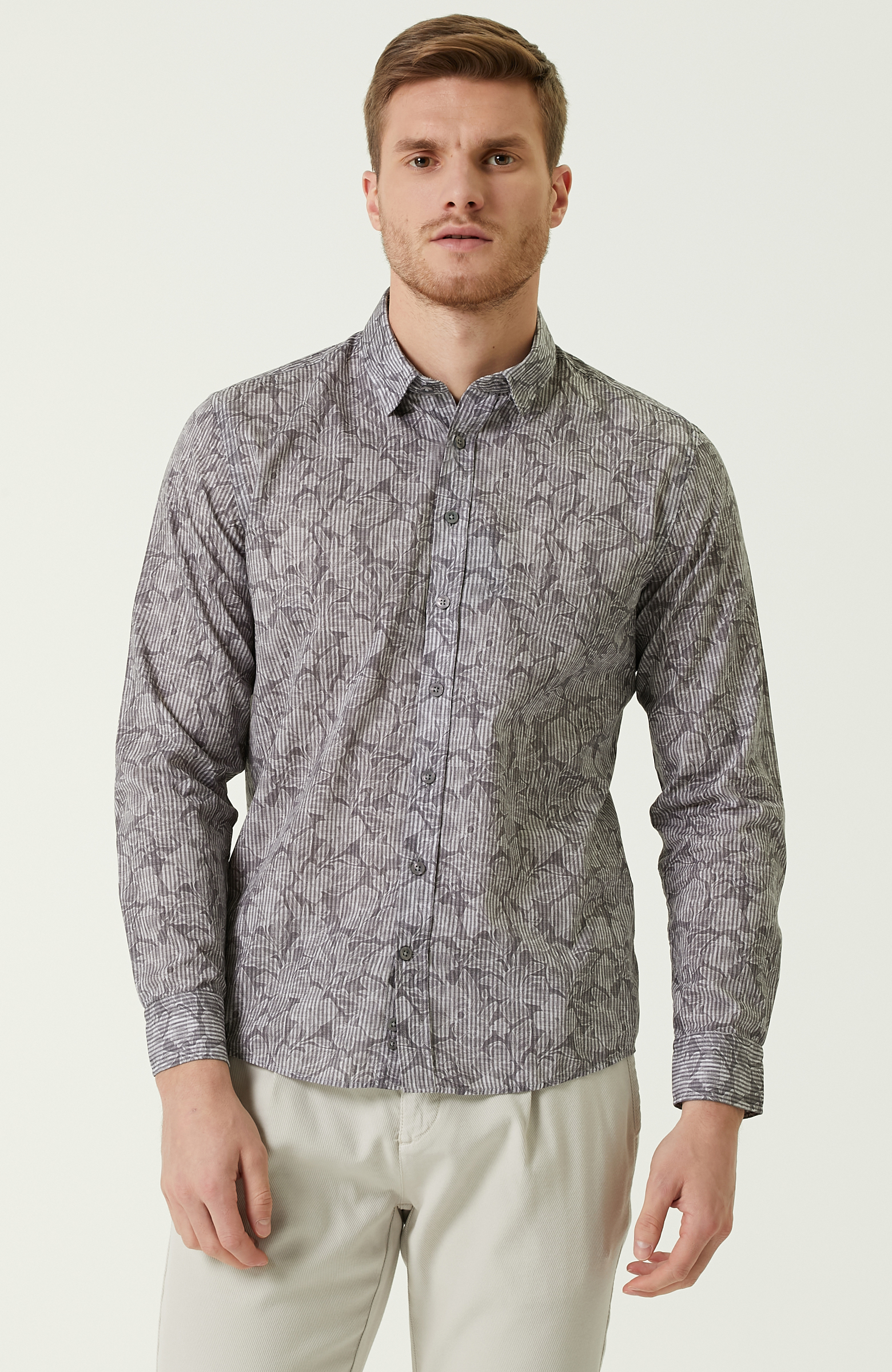 Slim Fit Gri Karışık Yaprak Desenli Gömlek Slim Fit Gri Karışık Yaprak Desenli Gömlek