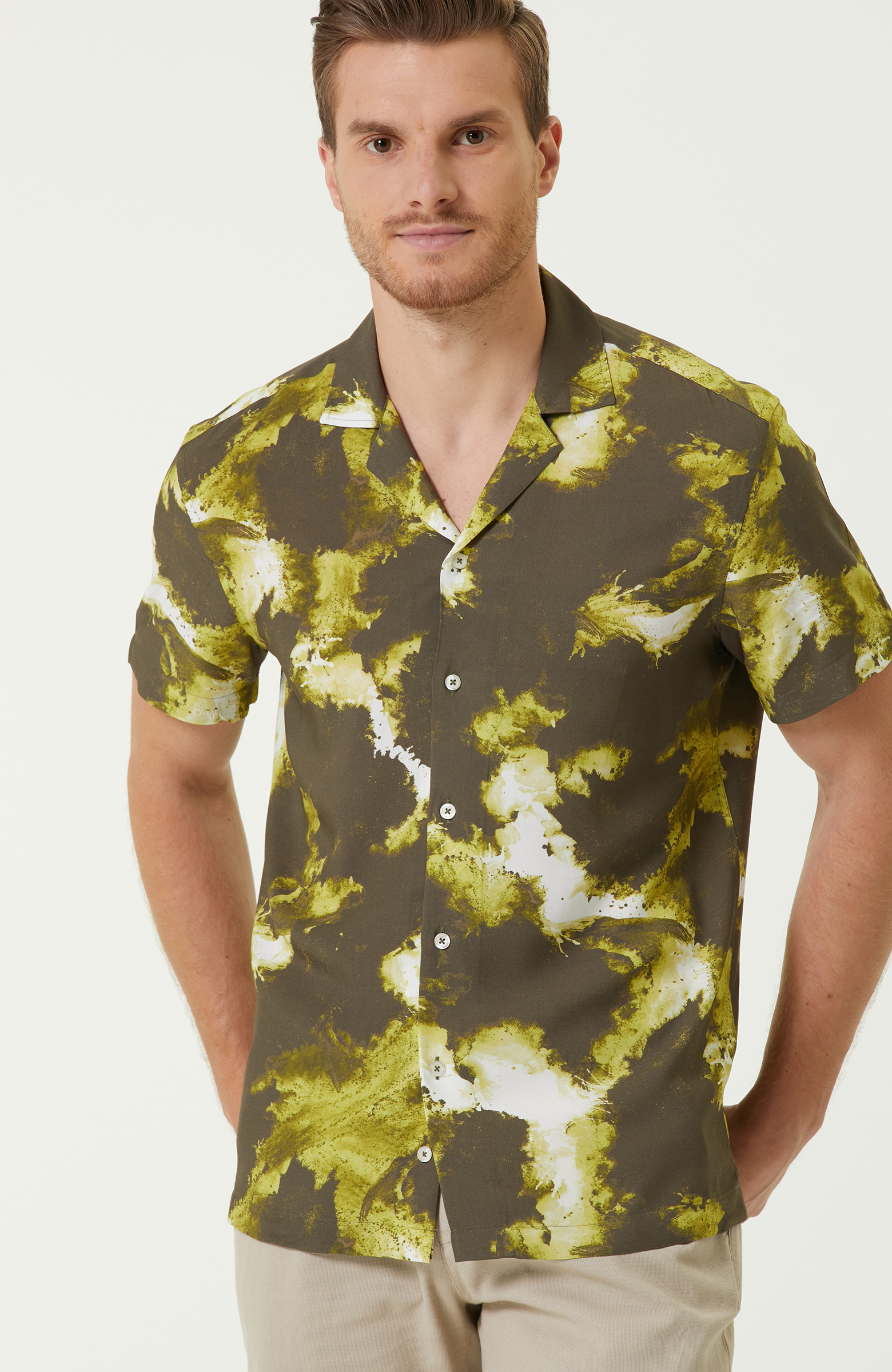 Comfort Fit Haki Desenli Apaç Yaka Gömlek Comfort Fit Haki Desenli Apaç Yaka Gömlek